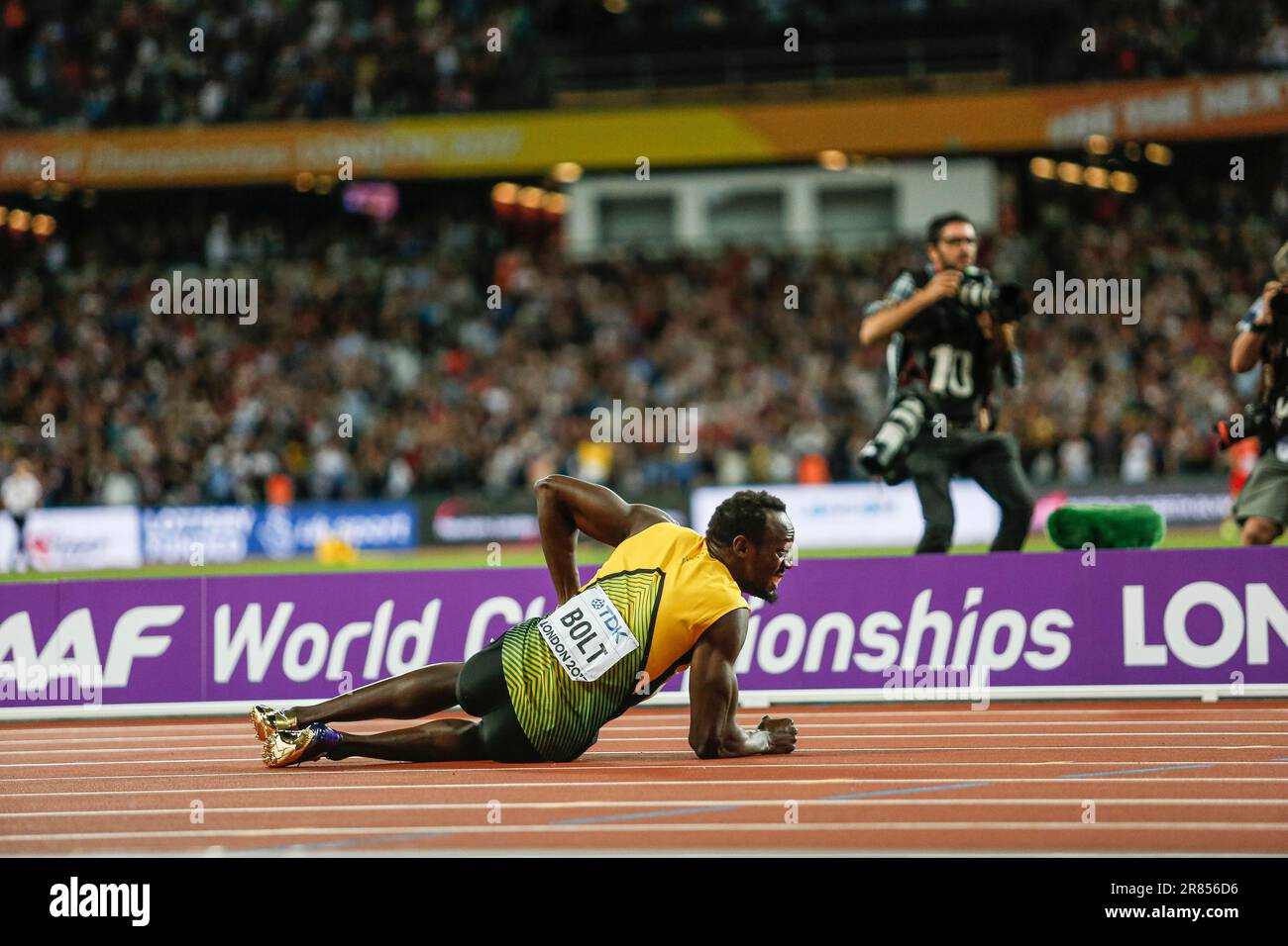 Usain Bolt on the day of his farewell, injured and stuck on the ground ...