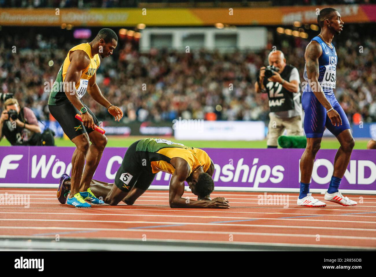 Usain Bolt Smiles While Running 100 Meters Photos Sicom