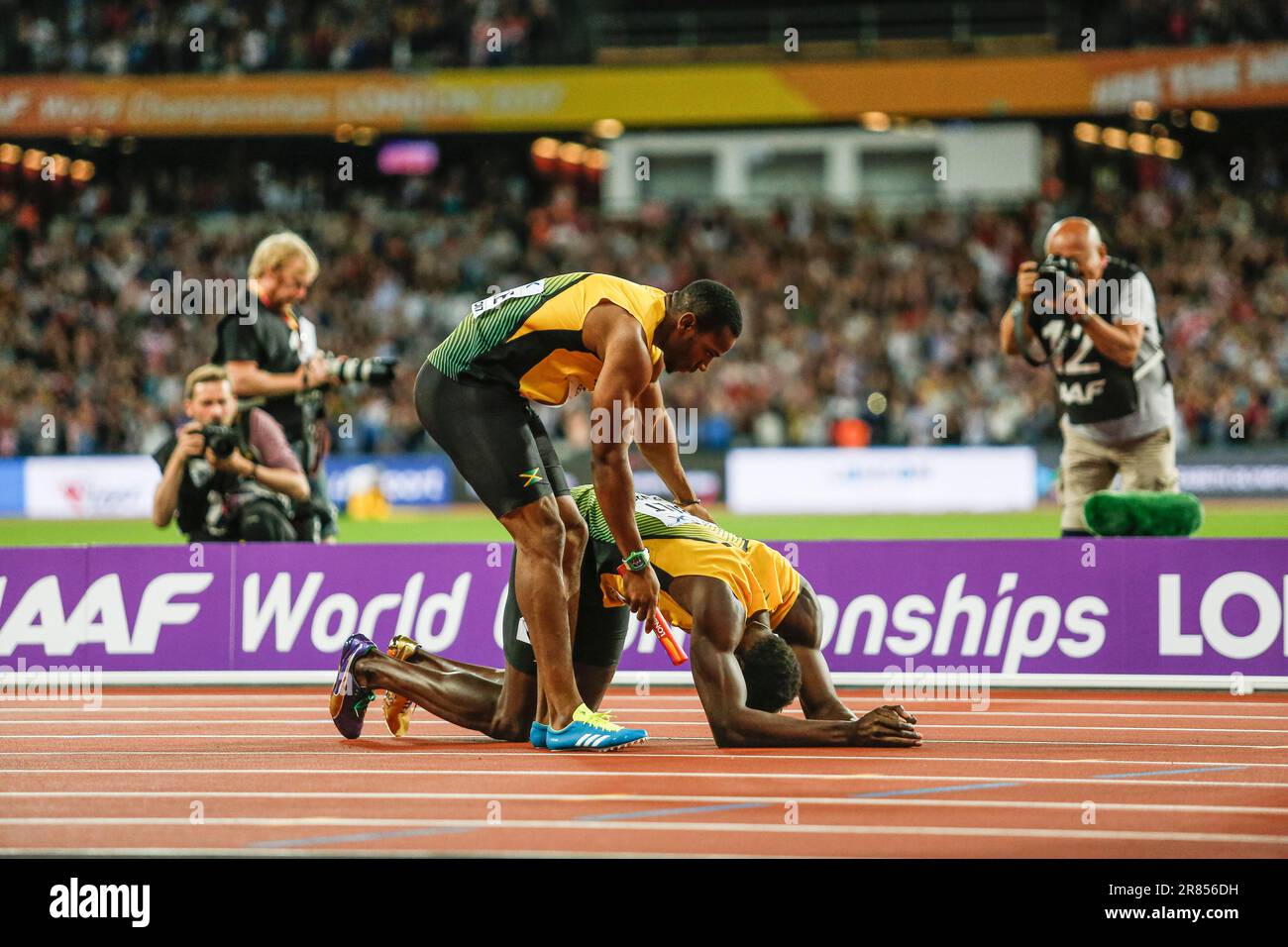 Usain Bolt on the day of his farewell, injured and stuck on the ground ...