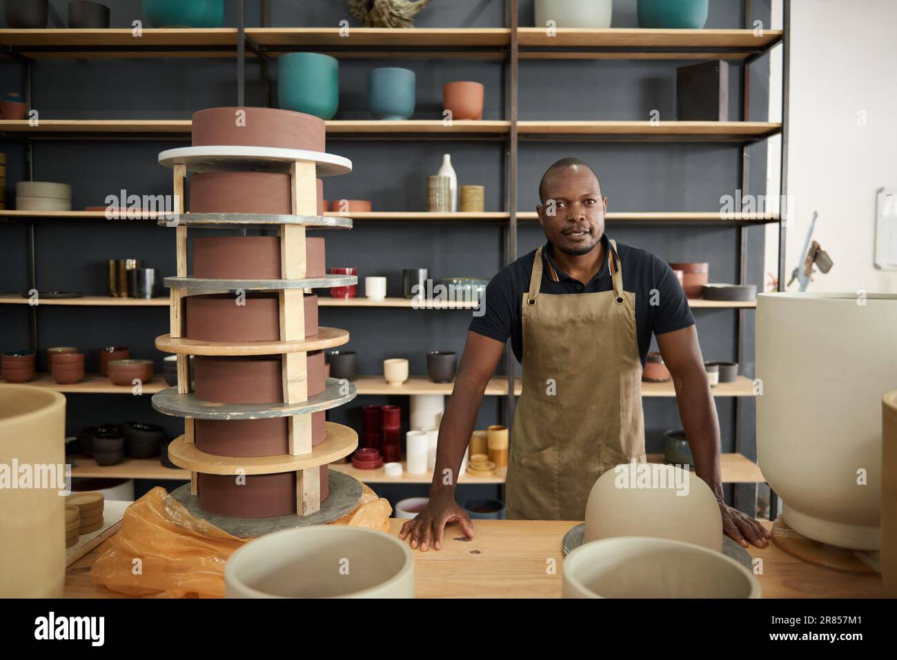 African making clay pots hi-res stock photography and images - Alamy