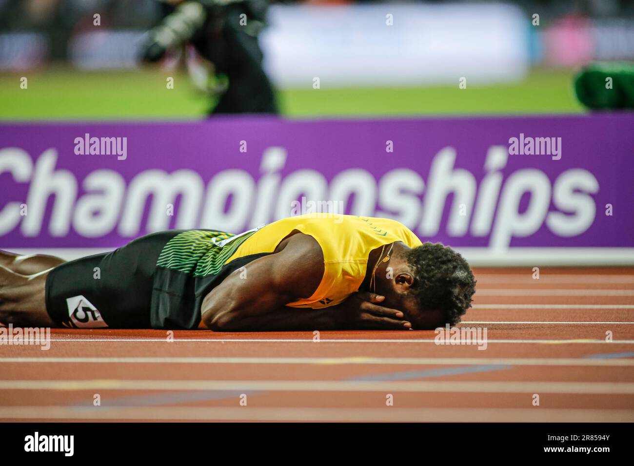 Usain Bolt on the day of his farewell, injured and stuck on the ground ...