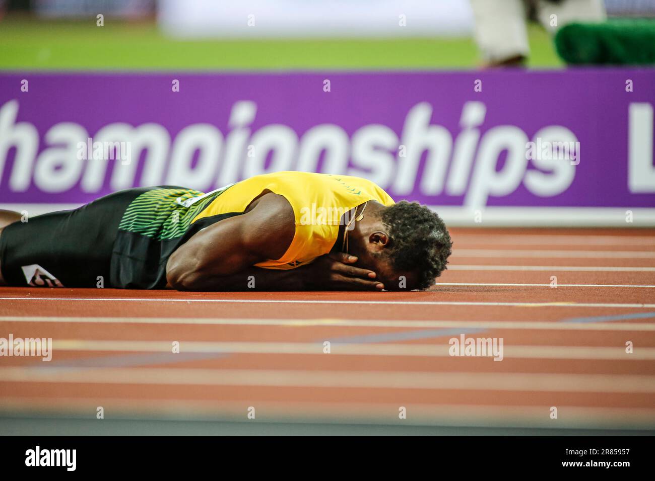 Usain Bolt on the day of his farewell, injured and stuck on the ground ...
