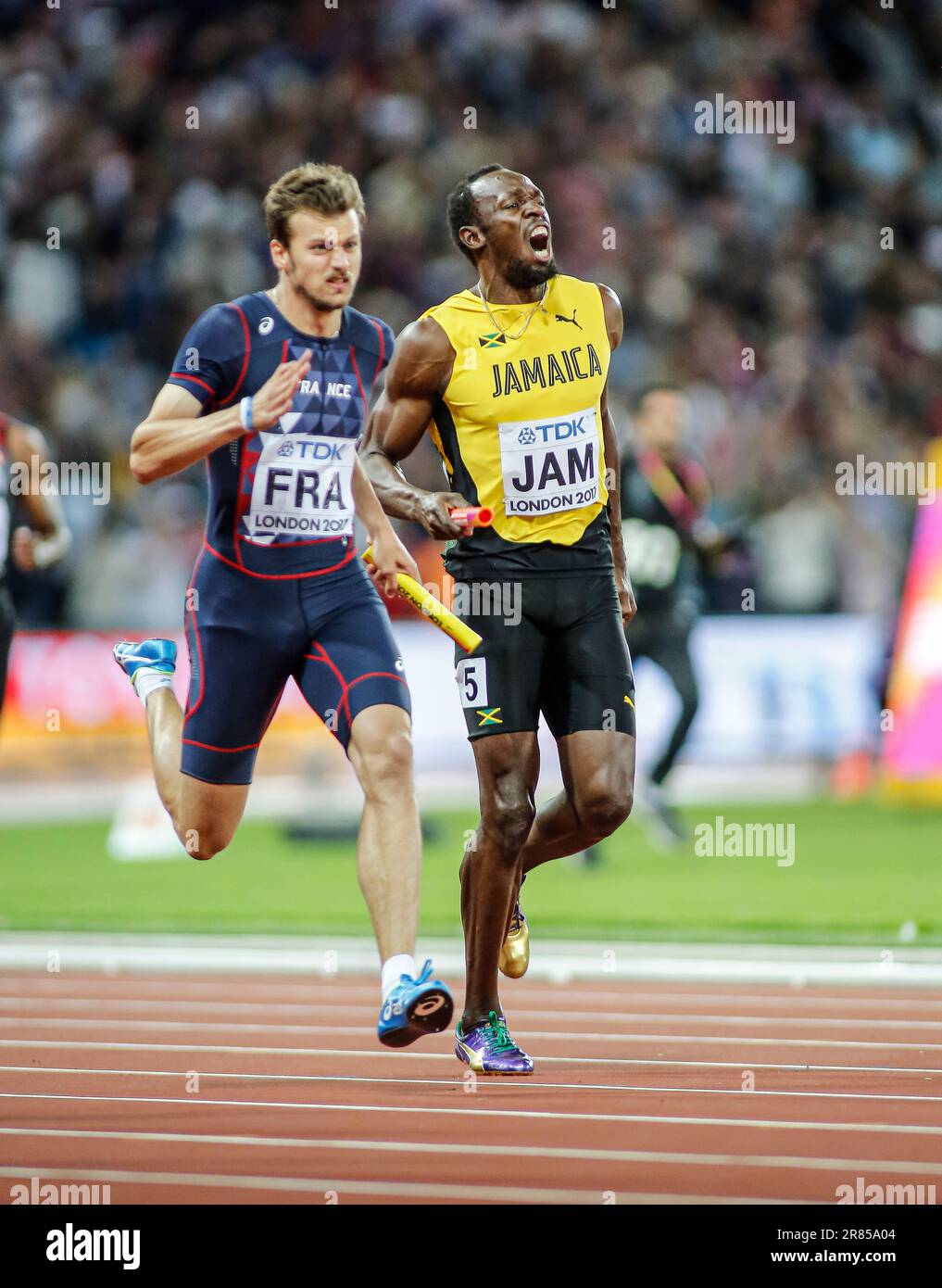 Usain Bolt on the day of his farewell, injured and stuck on the ground ...