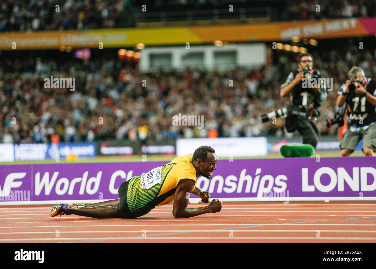 Usain Bolt on the day of his farewell, injured and stuck on the ground ...