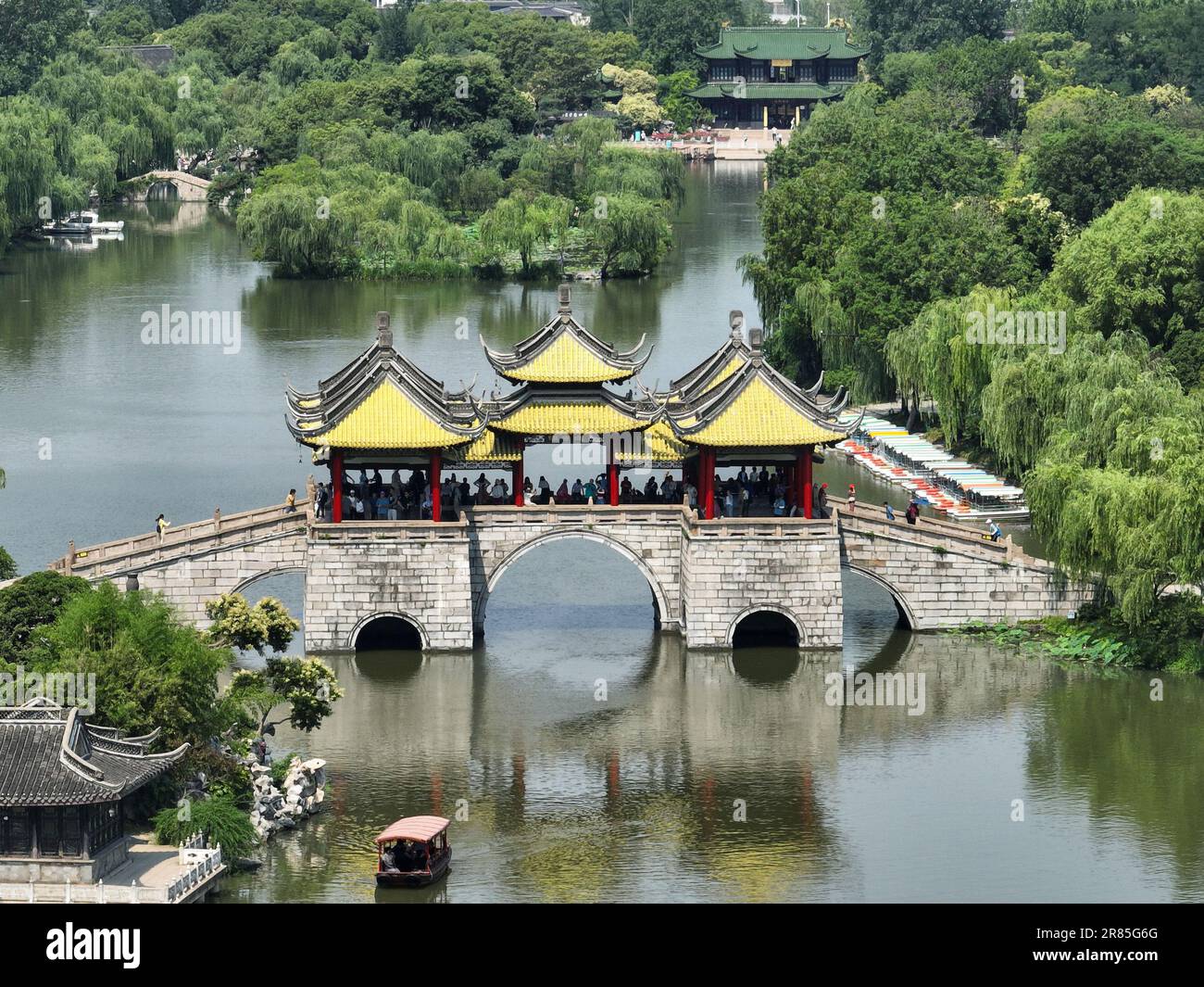 (230619) -- YANGZHOU, June 19, 2023 (Xinhua) -- This aerial photo taken ...