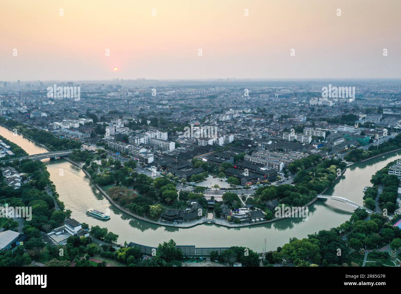 (230619) -- YANGZHOU, June 19, 2023 (Xinhua) -- This aerial photo taken ...
