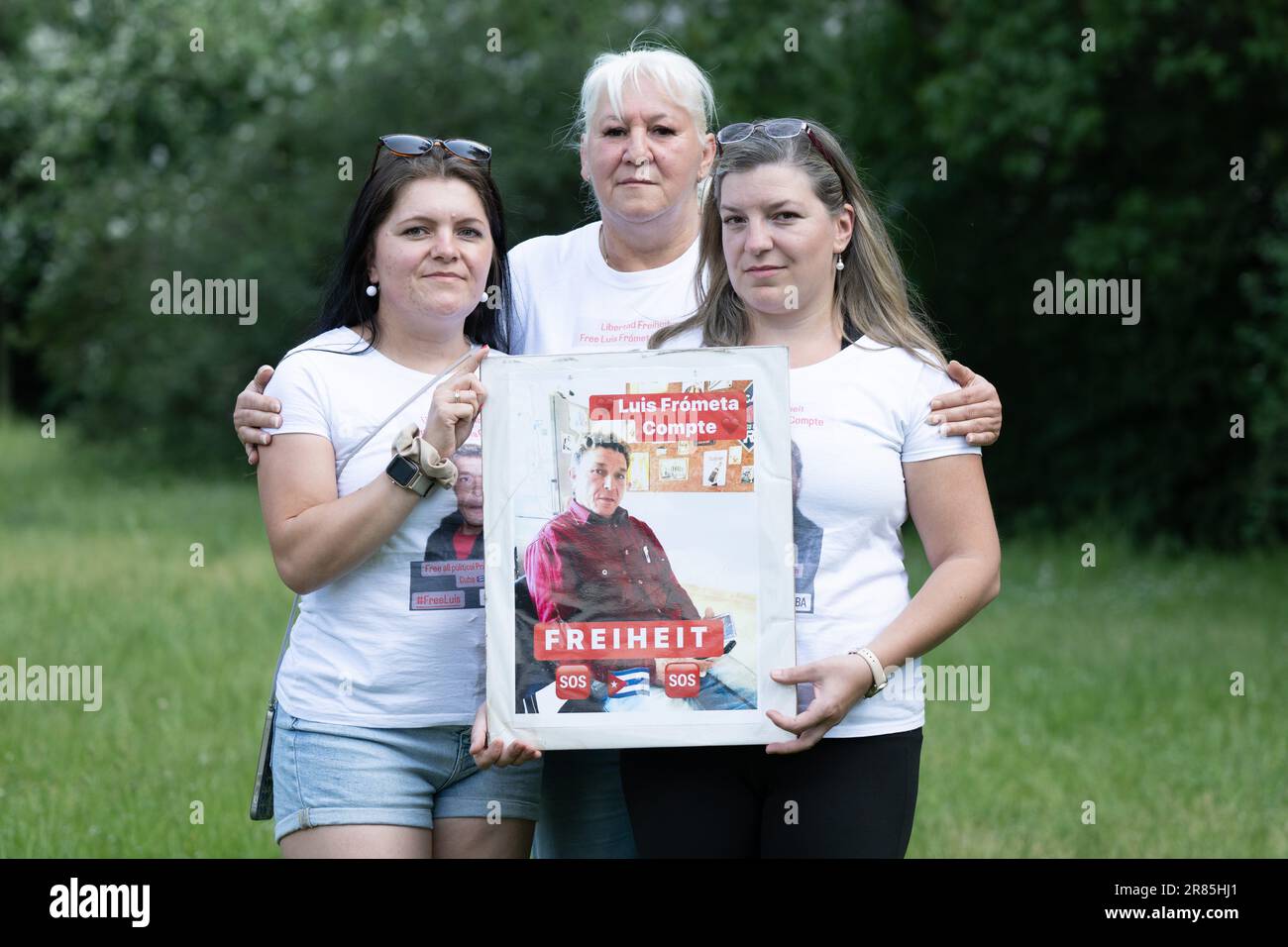 PRODUCTION - 11 June 2023, Saxony, Dresden: Maria (l) and Janie (r ...