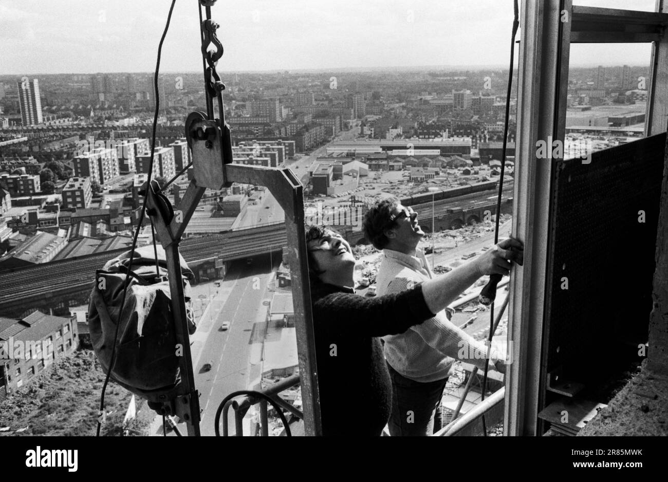 Construction worker 1970s uk hi-res stock photography and images - Alamy
