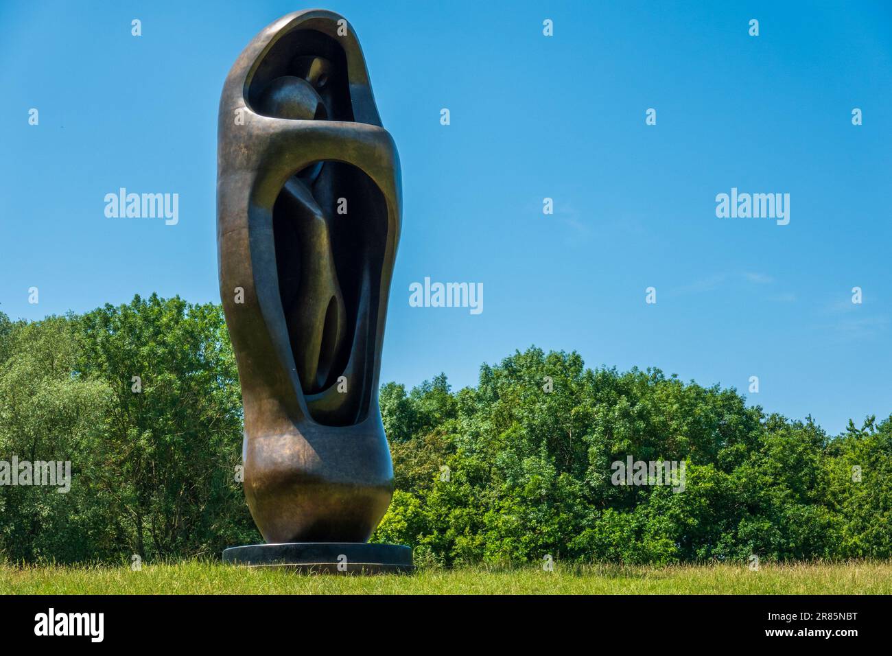 Henry Moore, 'Large Upright Internal/External Form' Henry Moore, Perry ...