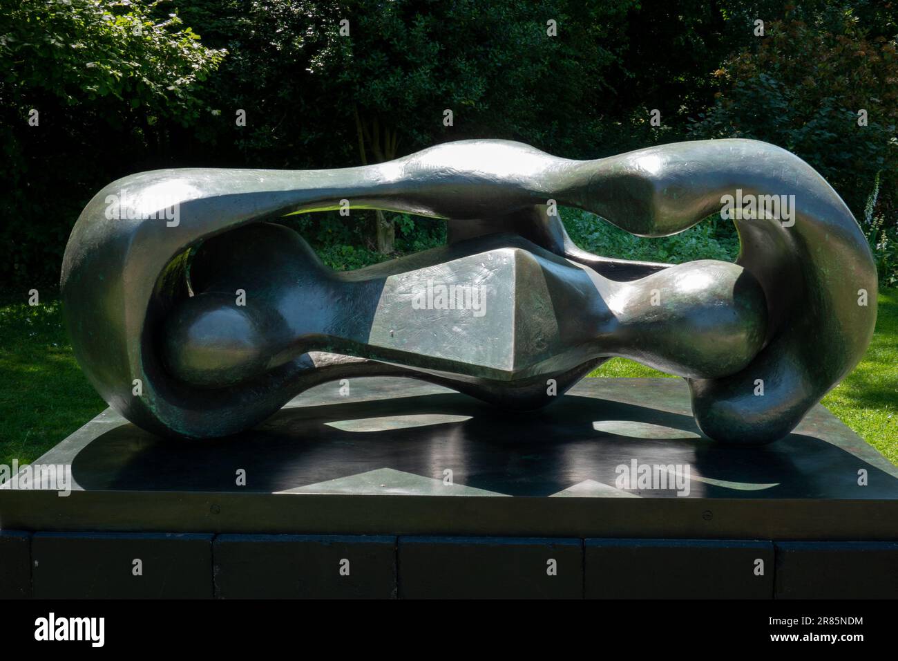 Reclining Connected Forms, Henry Moore, Perry Green Stock Photo - Alamy