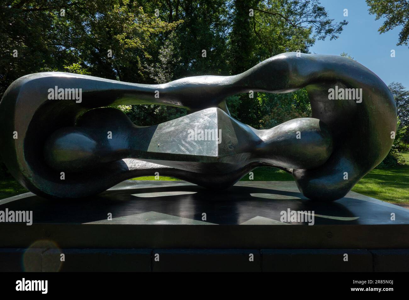 Reclining Connected Forms, Henry Moore, Perry Green Stock Photo - Alamy