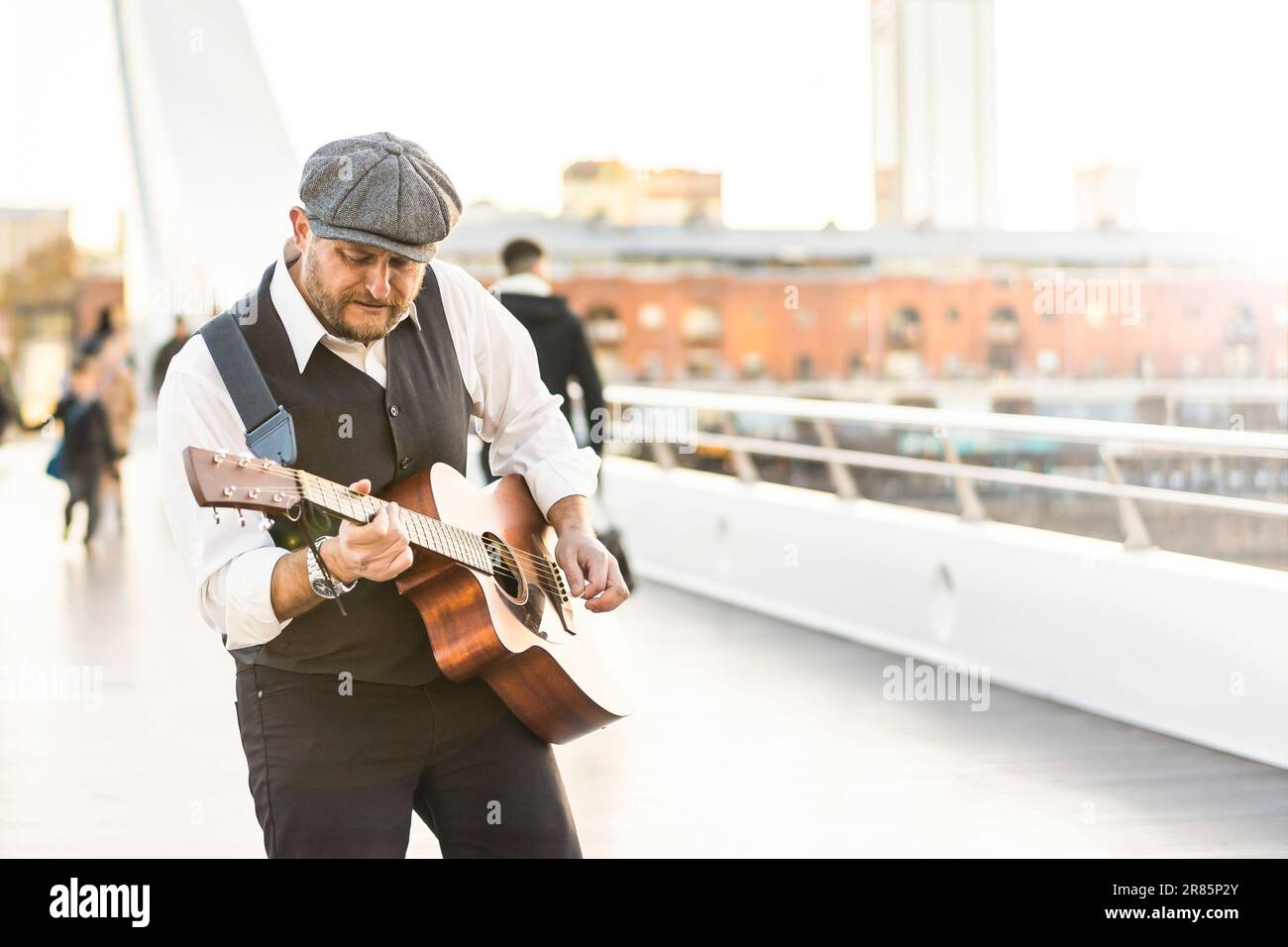 A street musician performing hi-res stock photography and images - Alamy