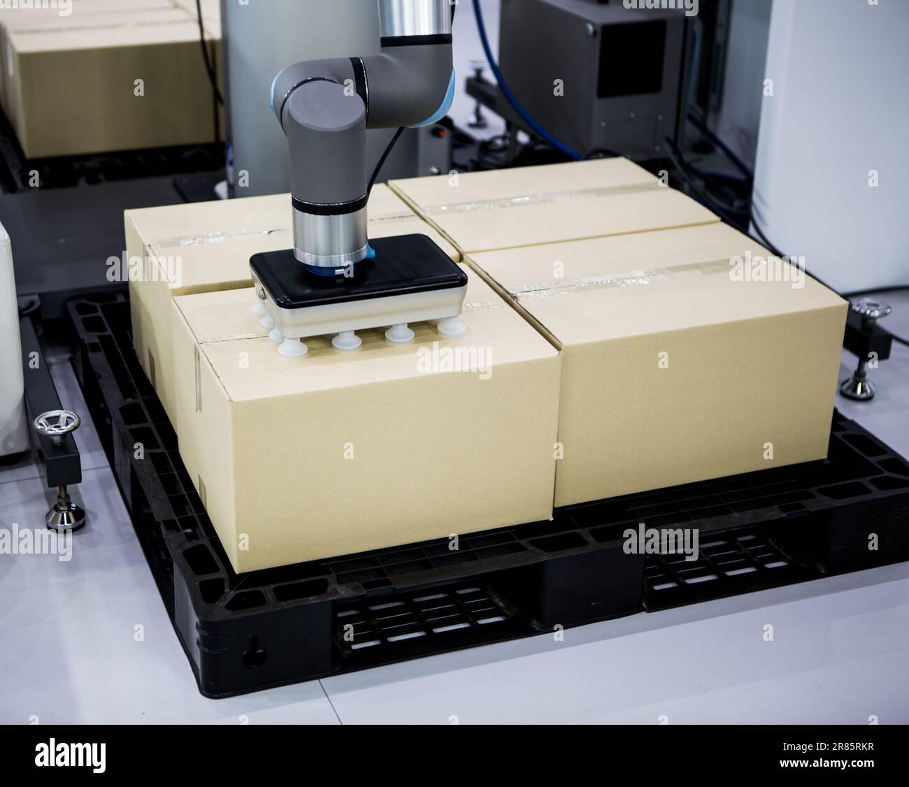The universal robot vacuum lifting carton in production line modern ...