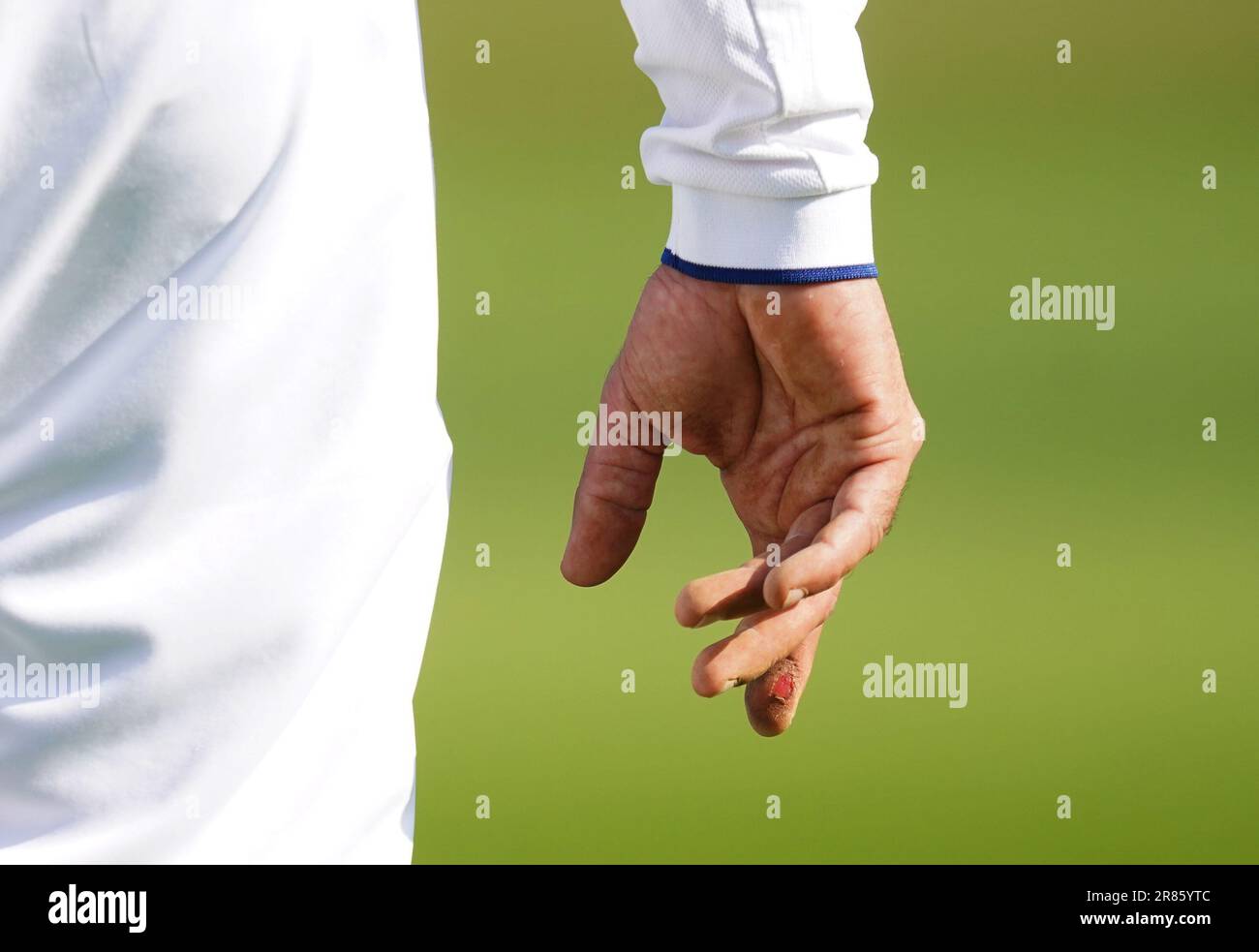 Moeen ali finger hi-res stock photography and images - Alamy
