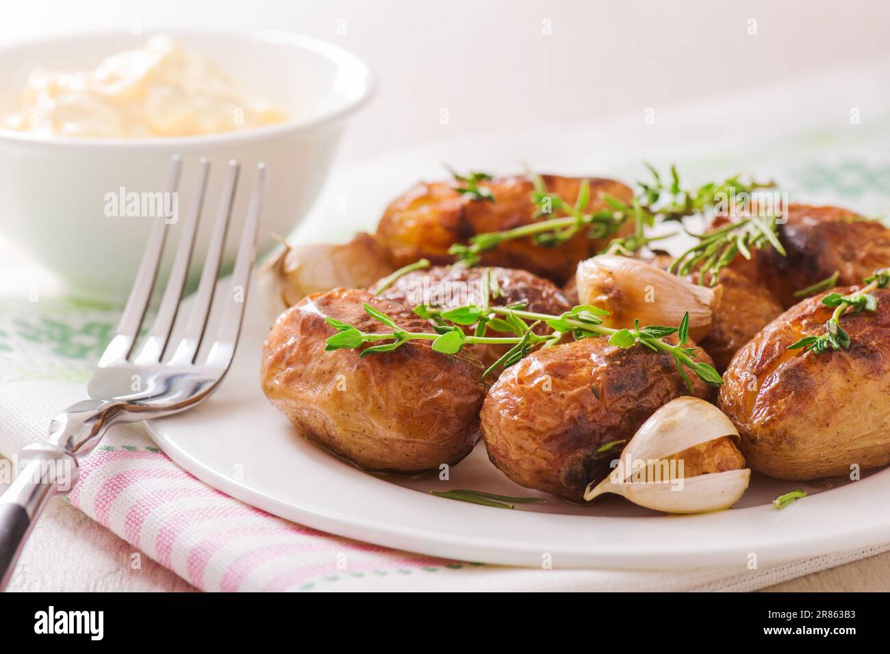Roasted potatoes with garlic, thyme and rosemary Stock Photo - Alamy