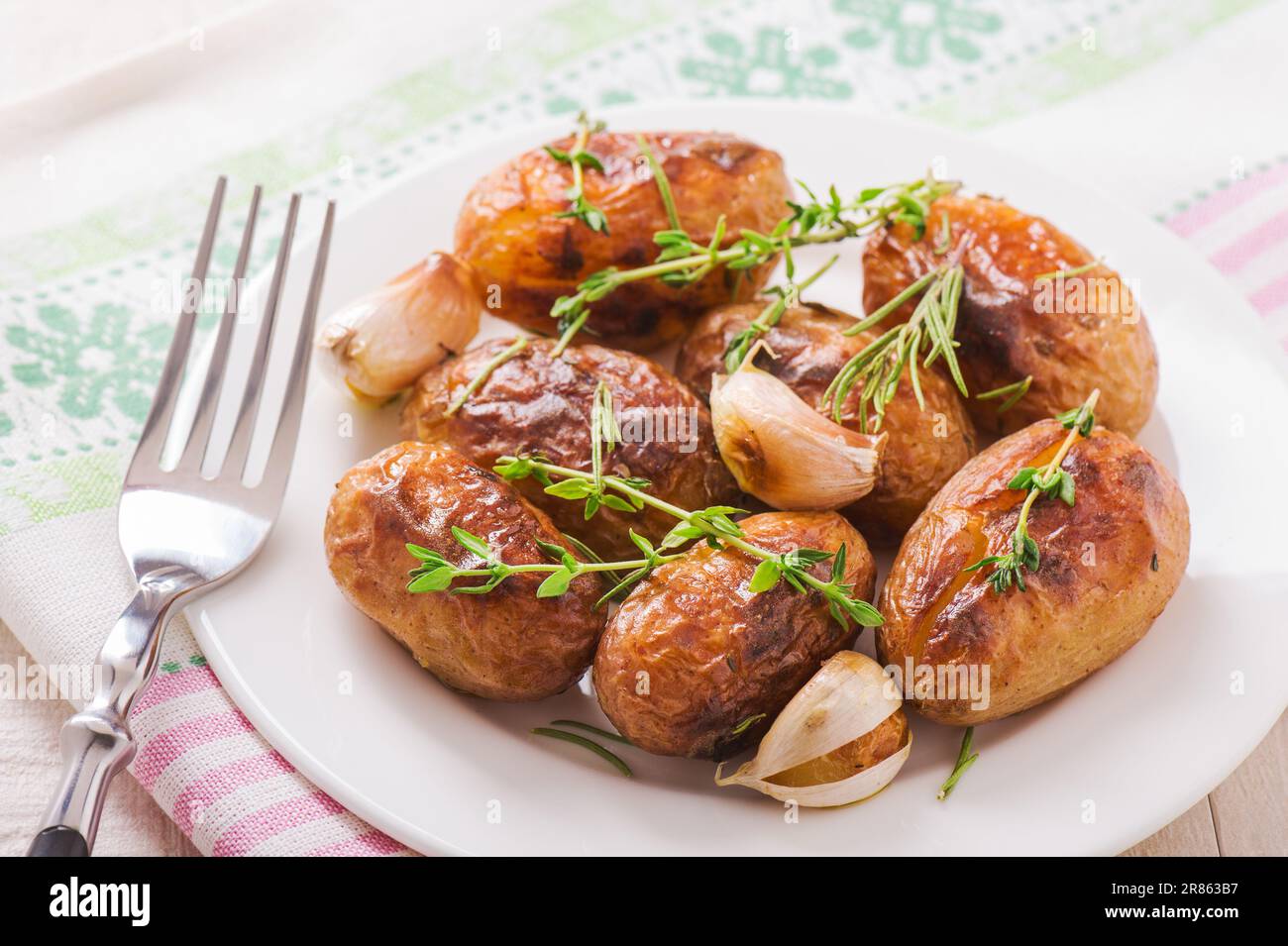 Roasted potatoes with garlic, thyme and rosemary Stock Photo - Alamy