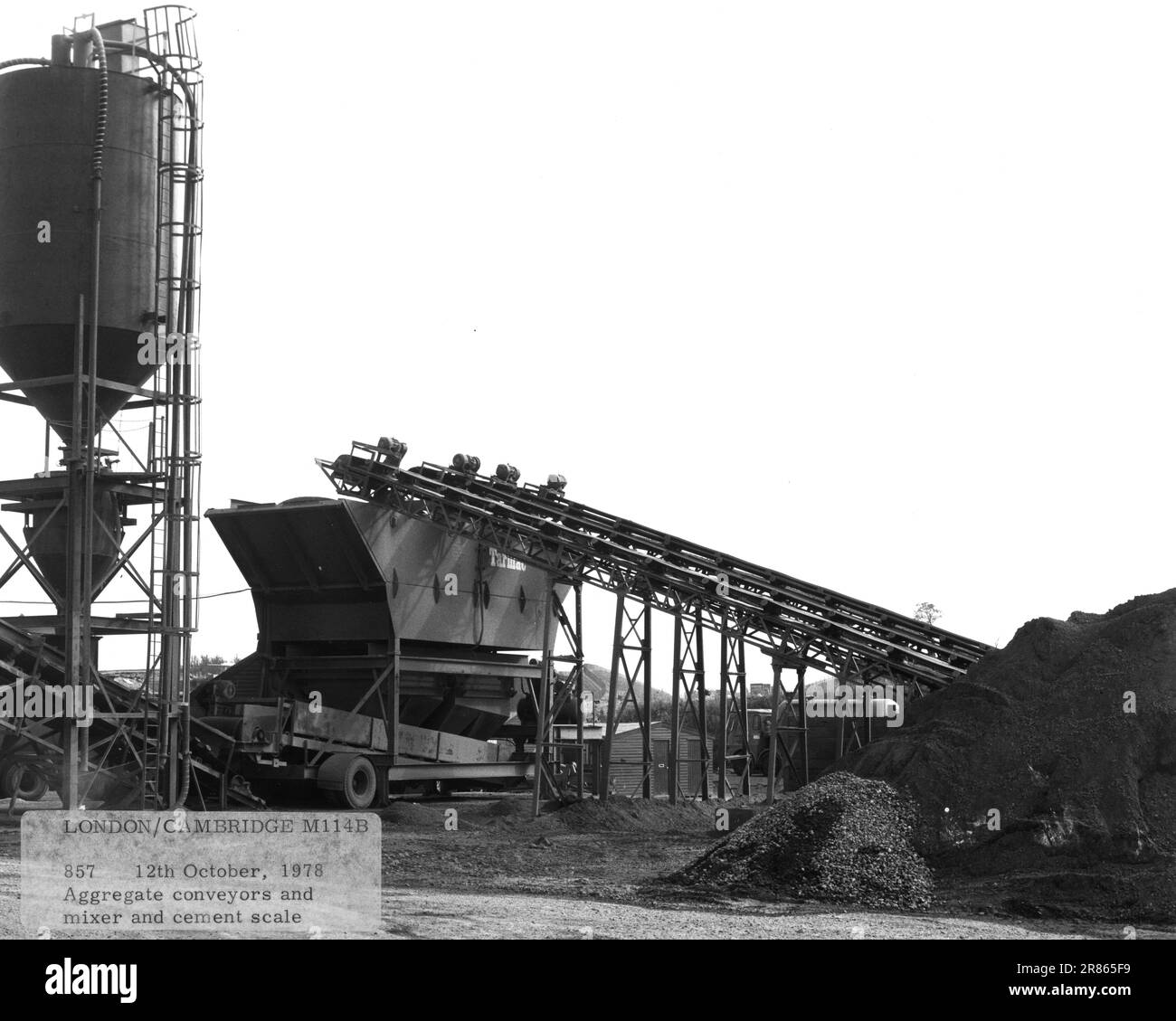Construction of the M11 MotorwayRoad worker Stock Photo - Alamy