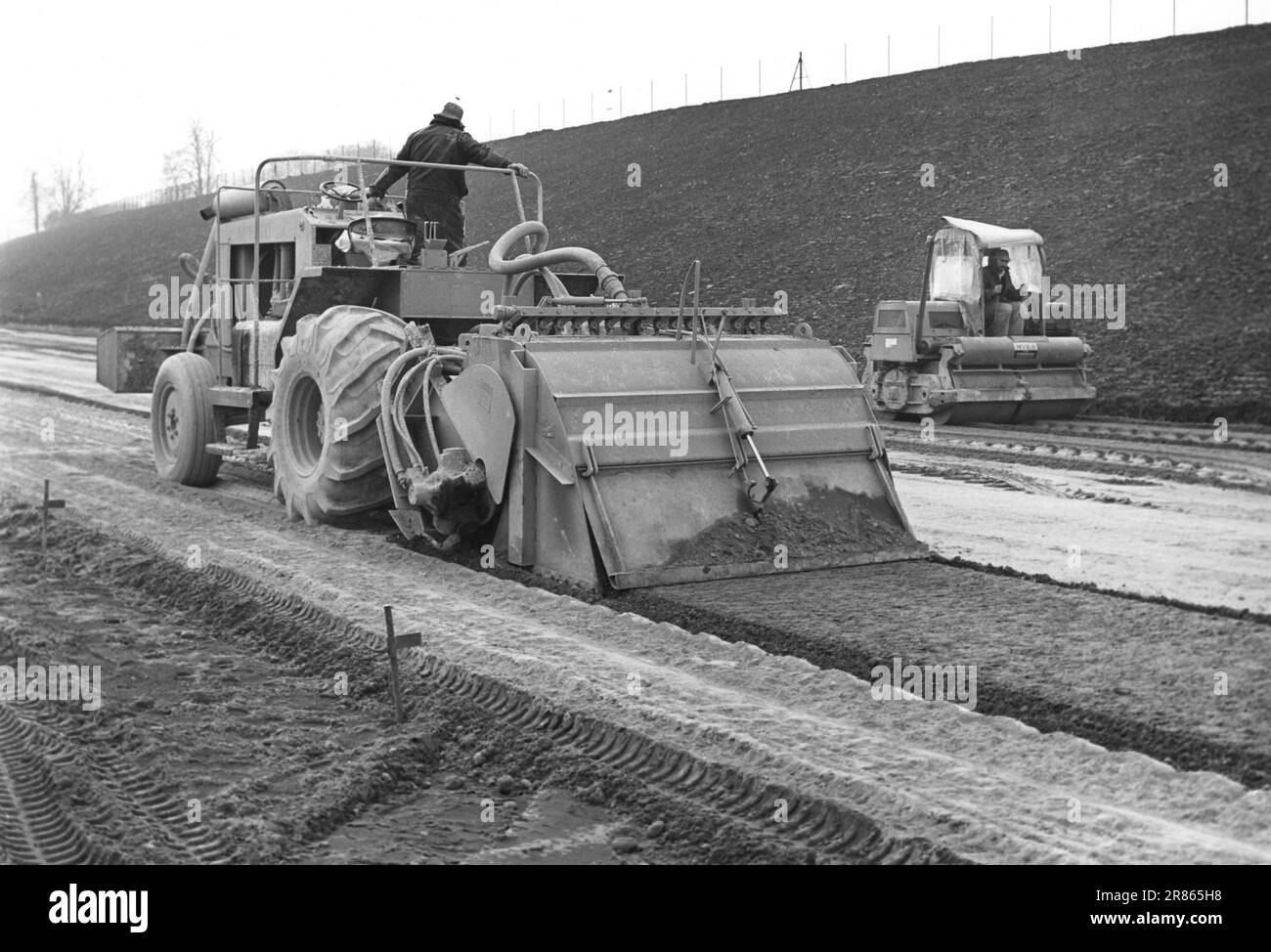 Construction of the M11 MotorwayRoad worker Stock Photo - Alamy