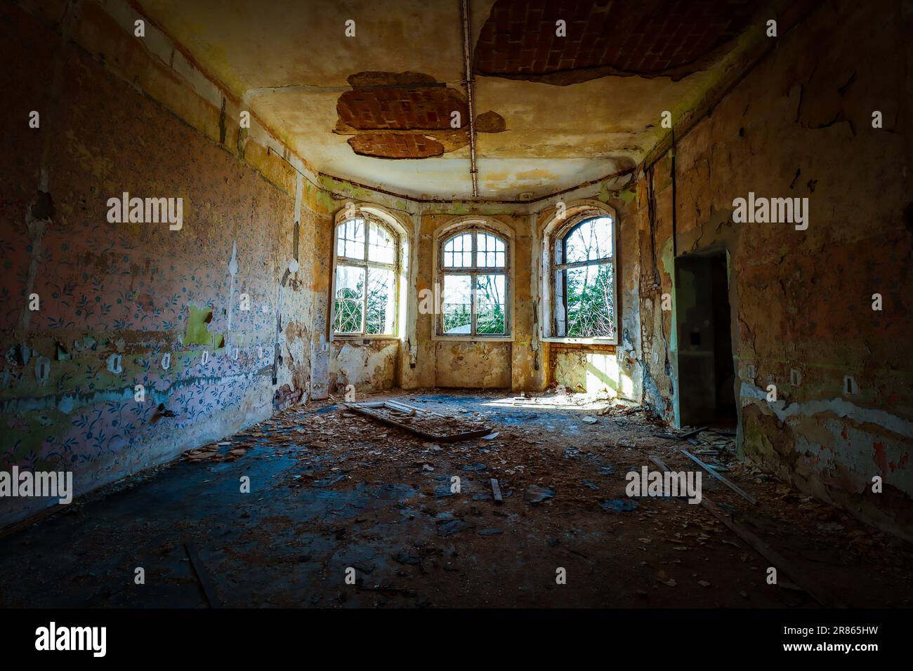 empty room in a lost place building Stock Photo - Alamy