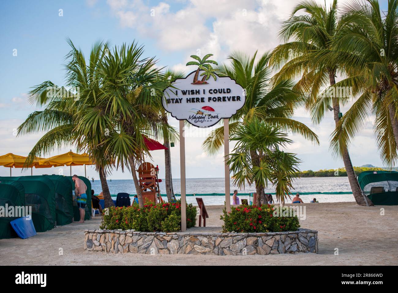 Spectacular beach view of Mahogany Bay Beach in Roatan, Honduras ...