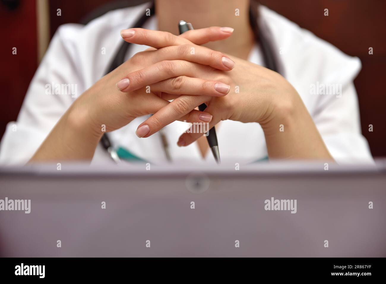 Female doctor laptop pc hi-res stock photography and images - Alamy