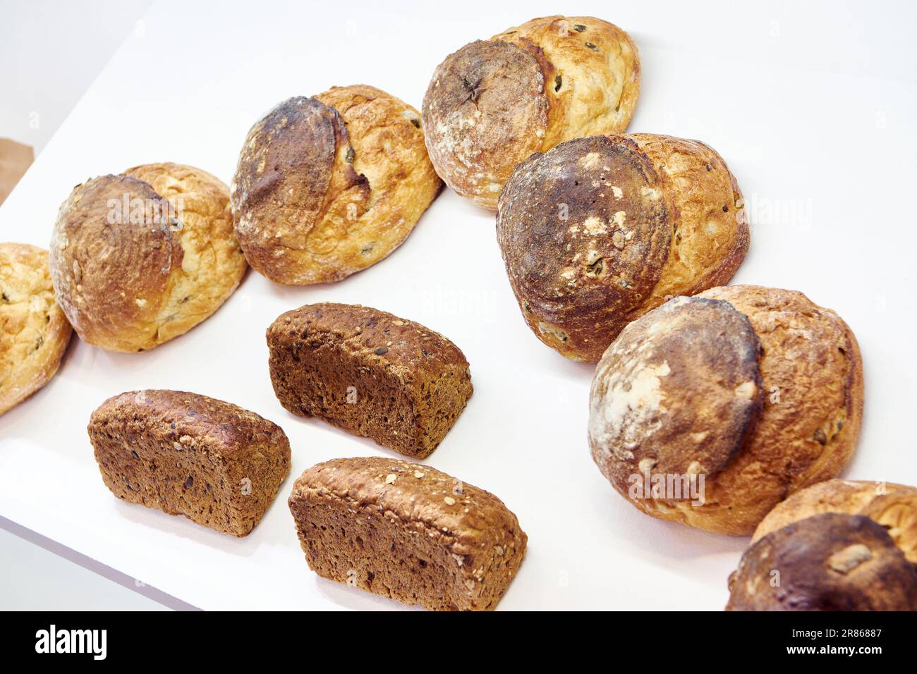 Fresh bread in basket in a bakery Stock Photo - Alamy