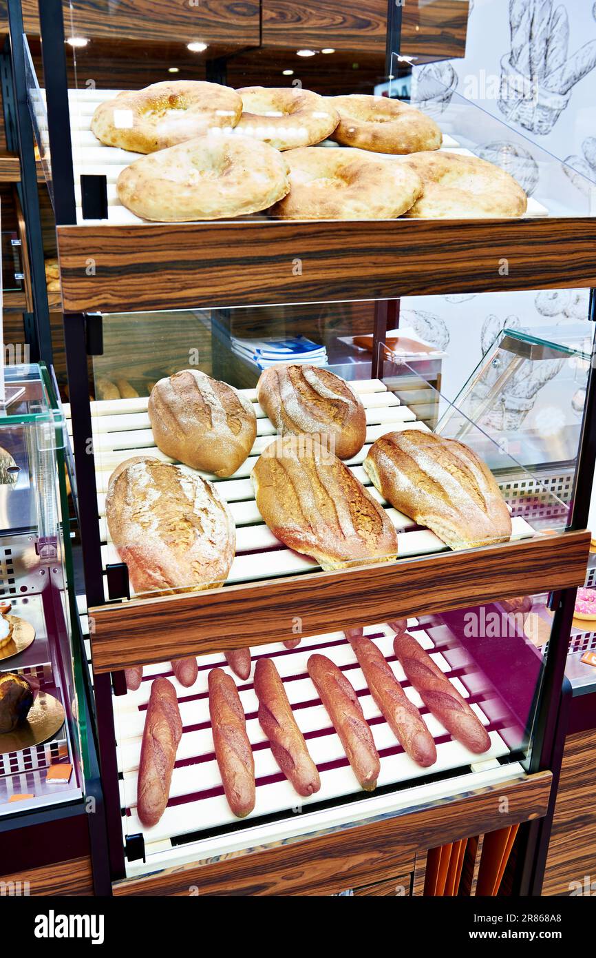 Fresh bread on shelves in a bakery Stock Photo - Alamy