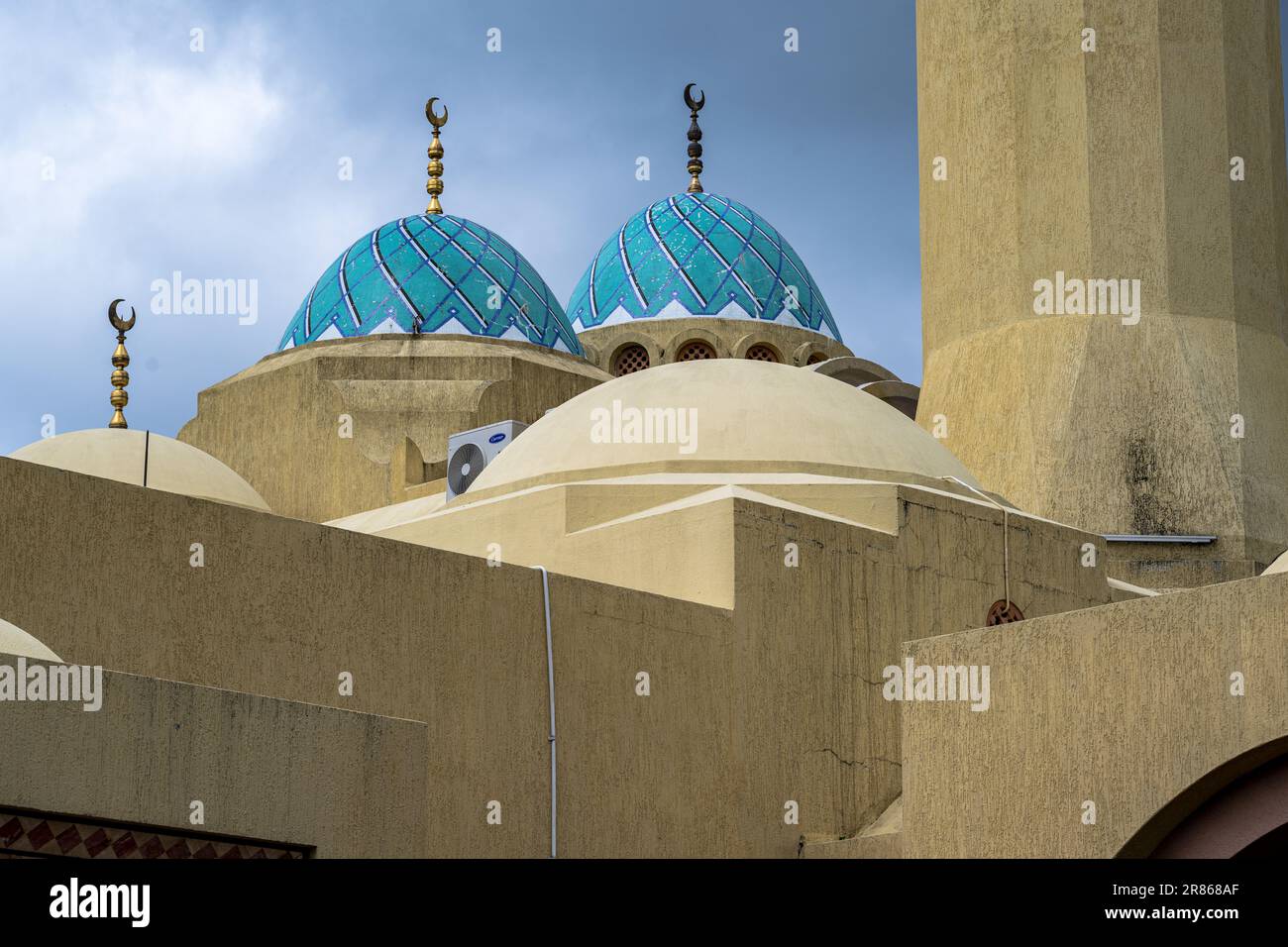 A photo looking up at the Domes over the Ash-Shaliheen Mosque Stock ...