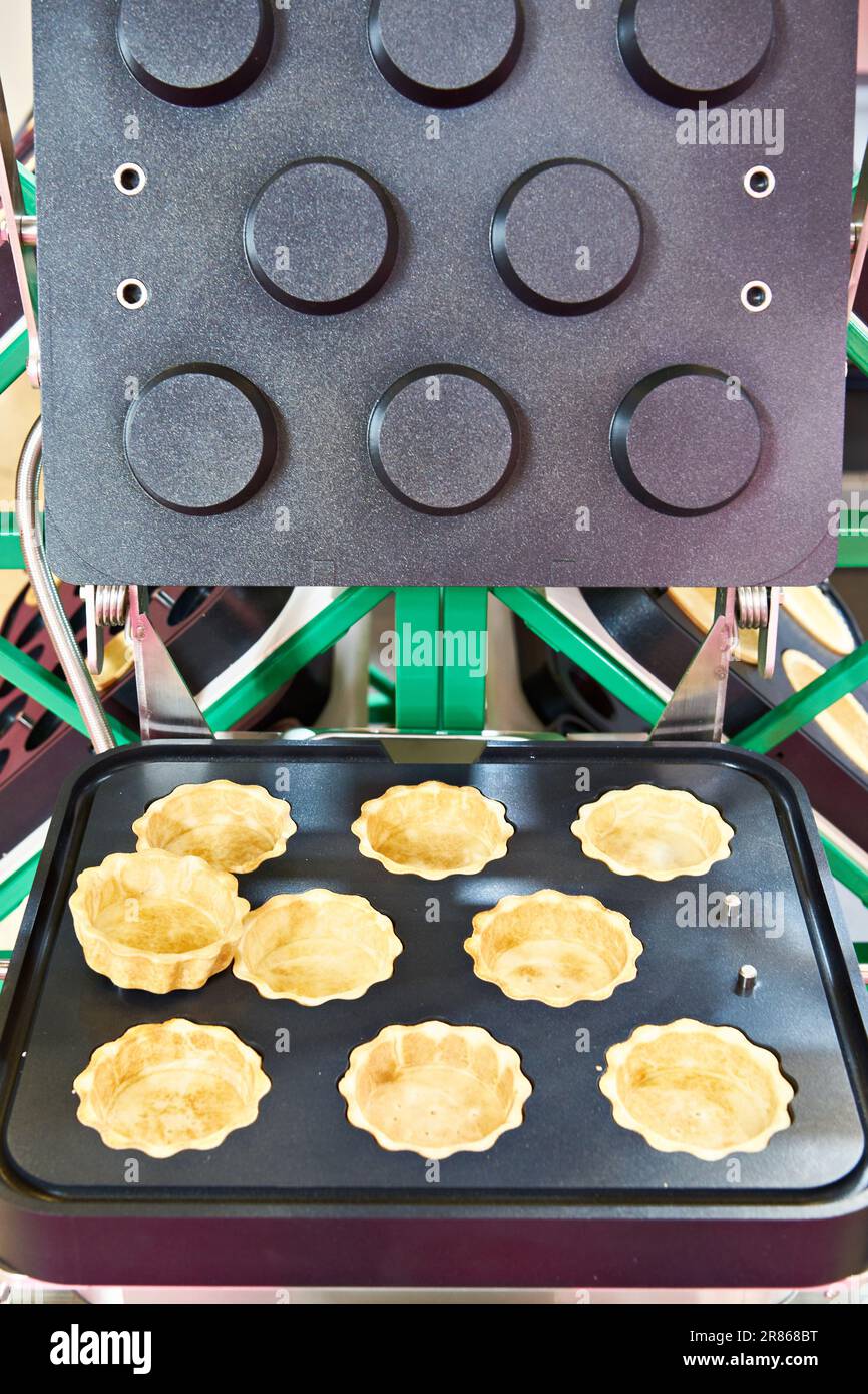 Basket forms hi-res stock photography and images - Alamy