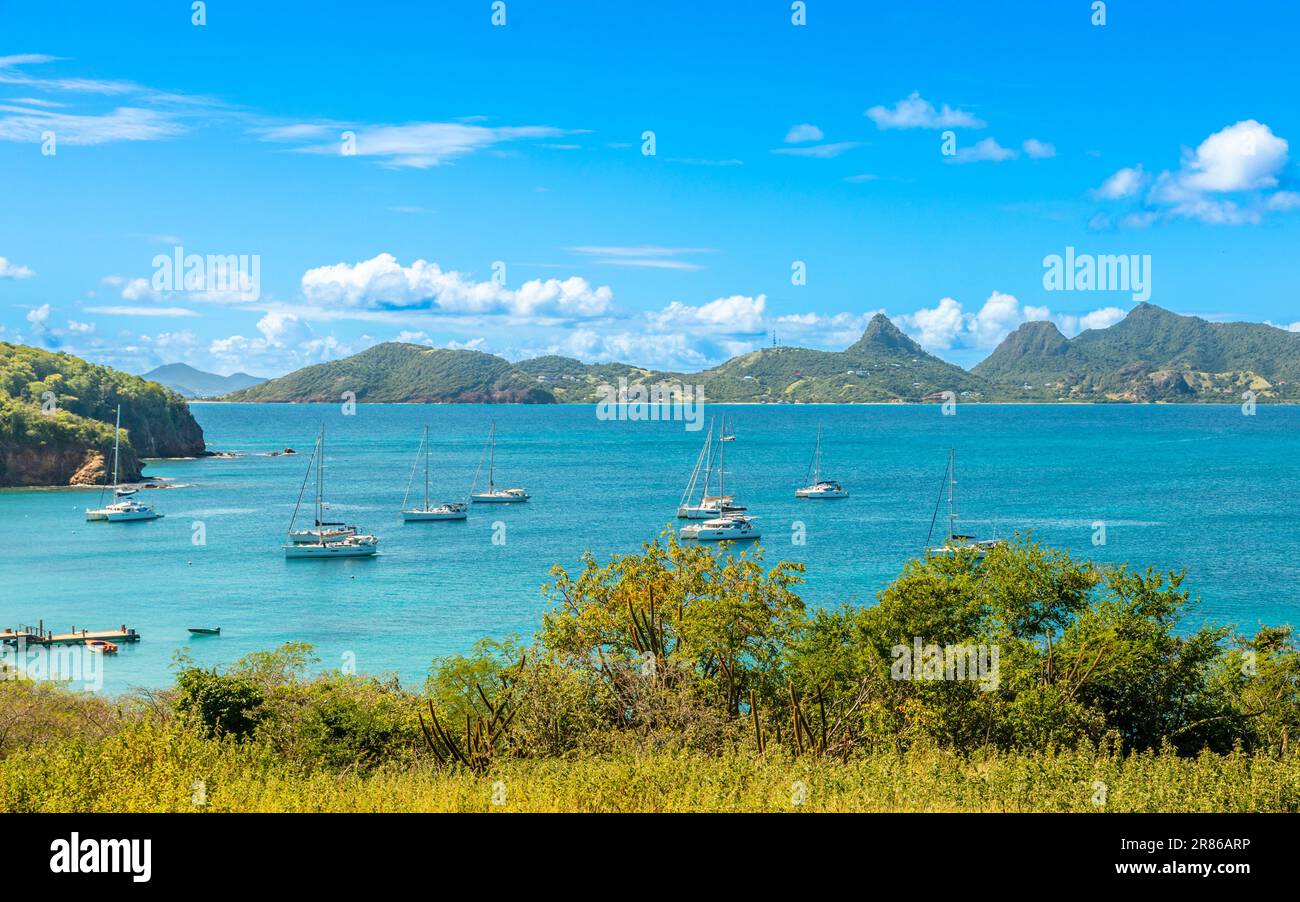 Lagoon with turquoise waters, yachts and boats at Mayreau island pier ...