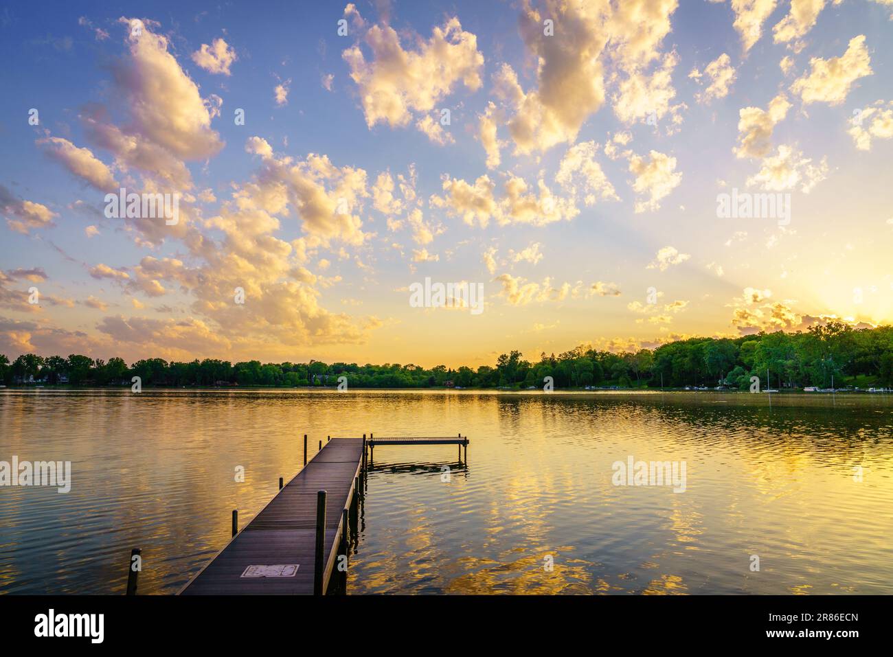 Spectacular sunset over Wing Lake in Bloomfield Township in Michigan ...