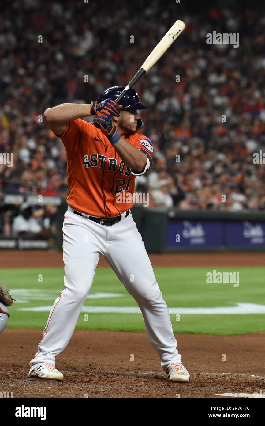 Houston Astros catcher Yainer Diaz (21) bats in the bottom of the sixth ...