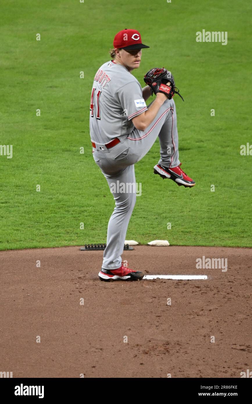 Cincinnati Reds pitcher Andrew Abbott (41) in the bottom of the first ...