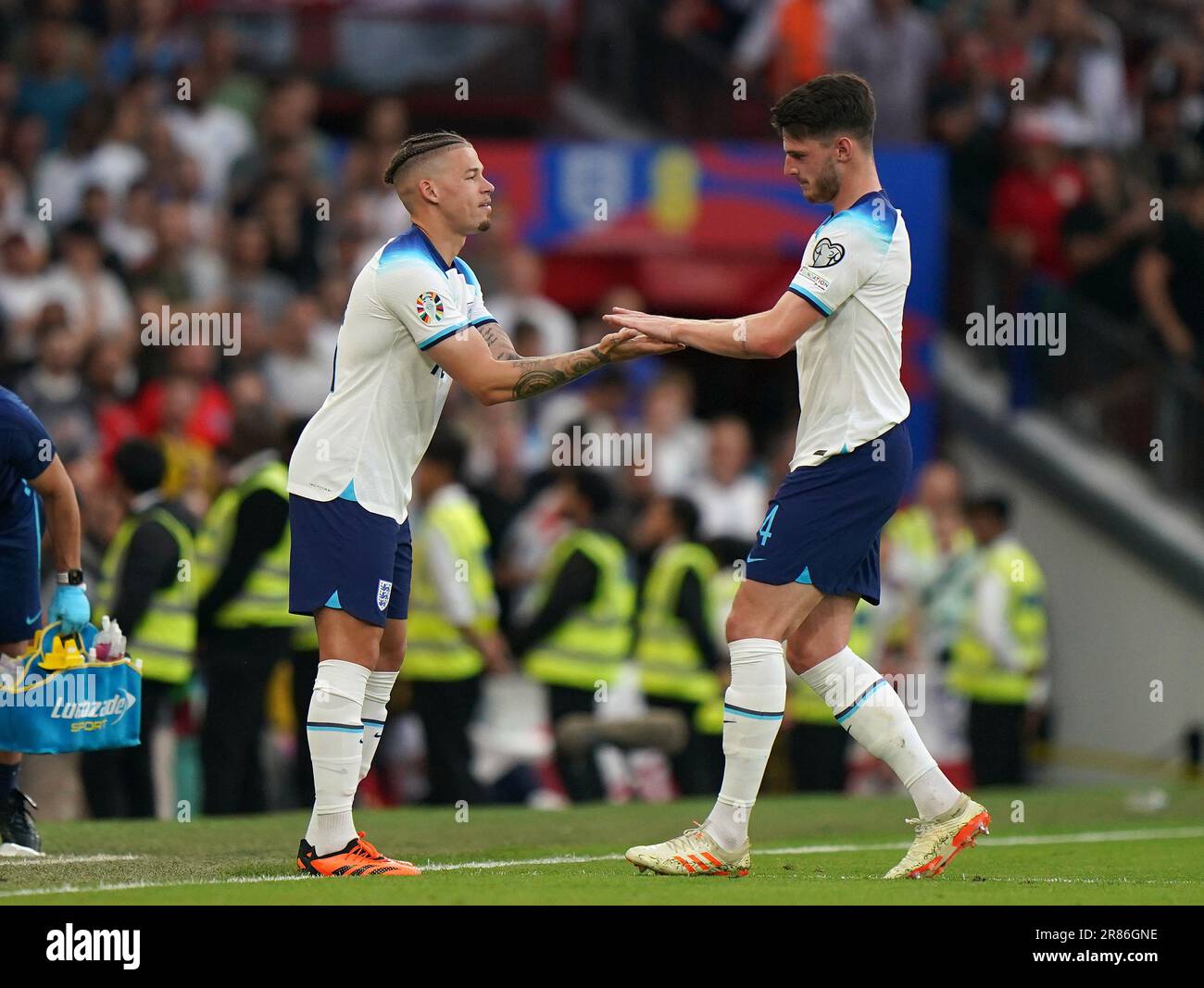England substitute Kalvin Phillips (left) replaces team-mate Declan ...