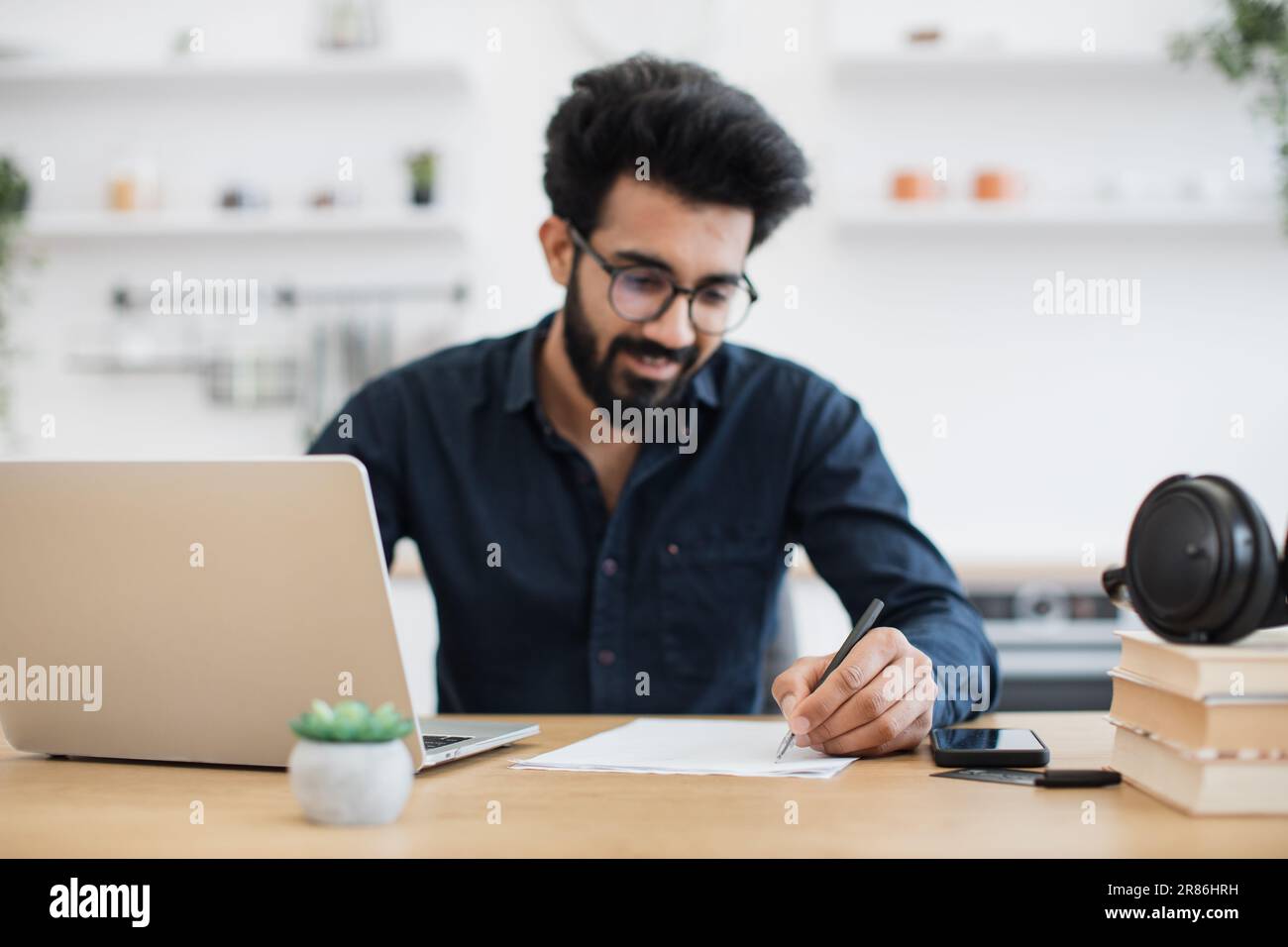 Man starting writing notes desk hi-res stock photography and images - Alamy