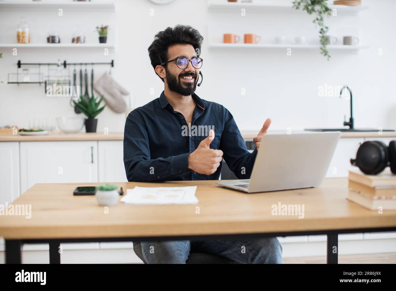 Gesture based communication hi-res stock photography and images - Alamy