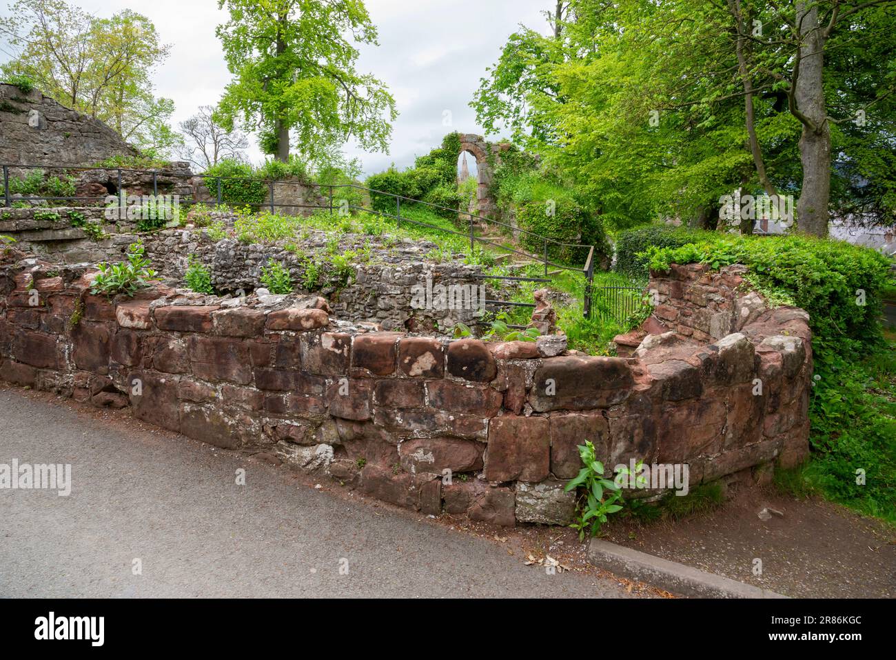 Ruthin Castle (Castell Rhuthun) hotel in the town of Ruthin in the Vale ...