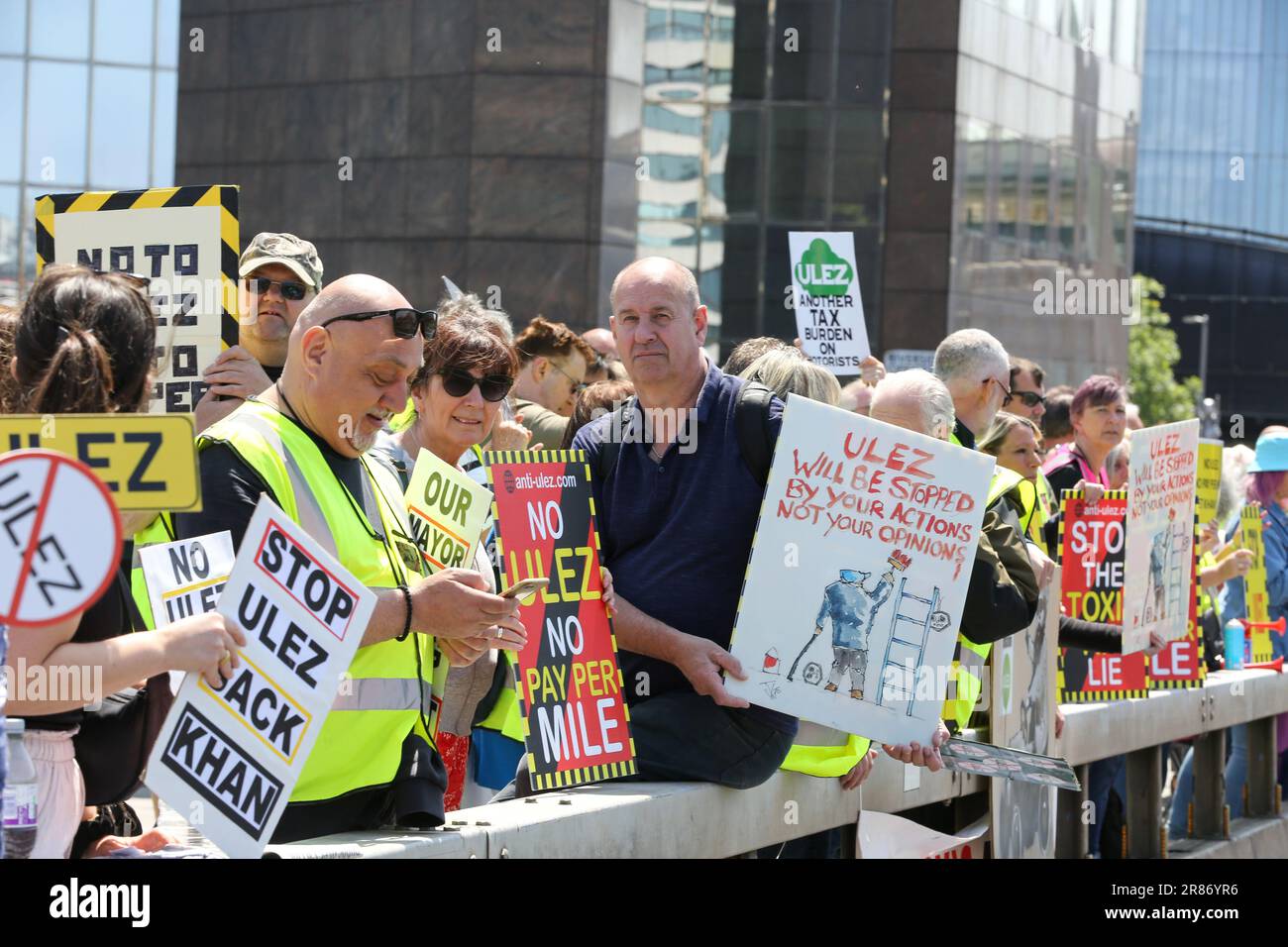 London, UK. 27th May, 2023. Anti ULEZ campaigners hold signs expressing ...