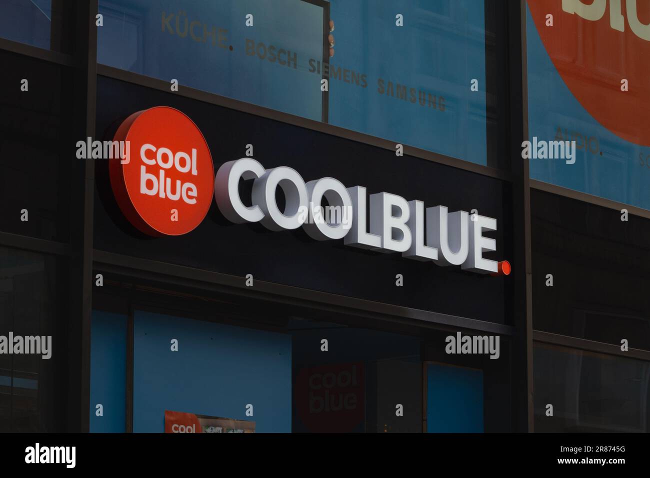 Coolblue logo hi-res stock photography and images - Alamy