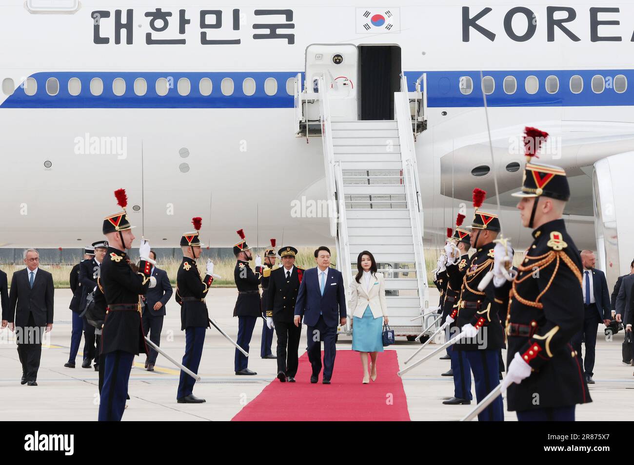 20th June, 2023. Yoon visits France President Yoon Suk Yeol (C) and his ...