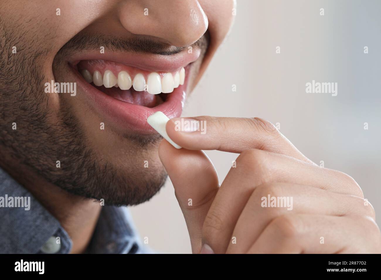 Man chewing gum hi-res stock photography and images - Alamy