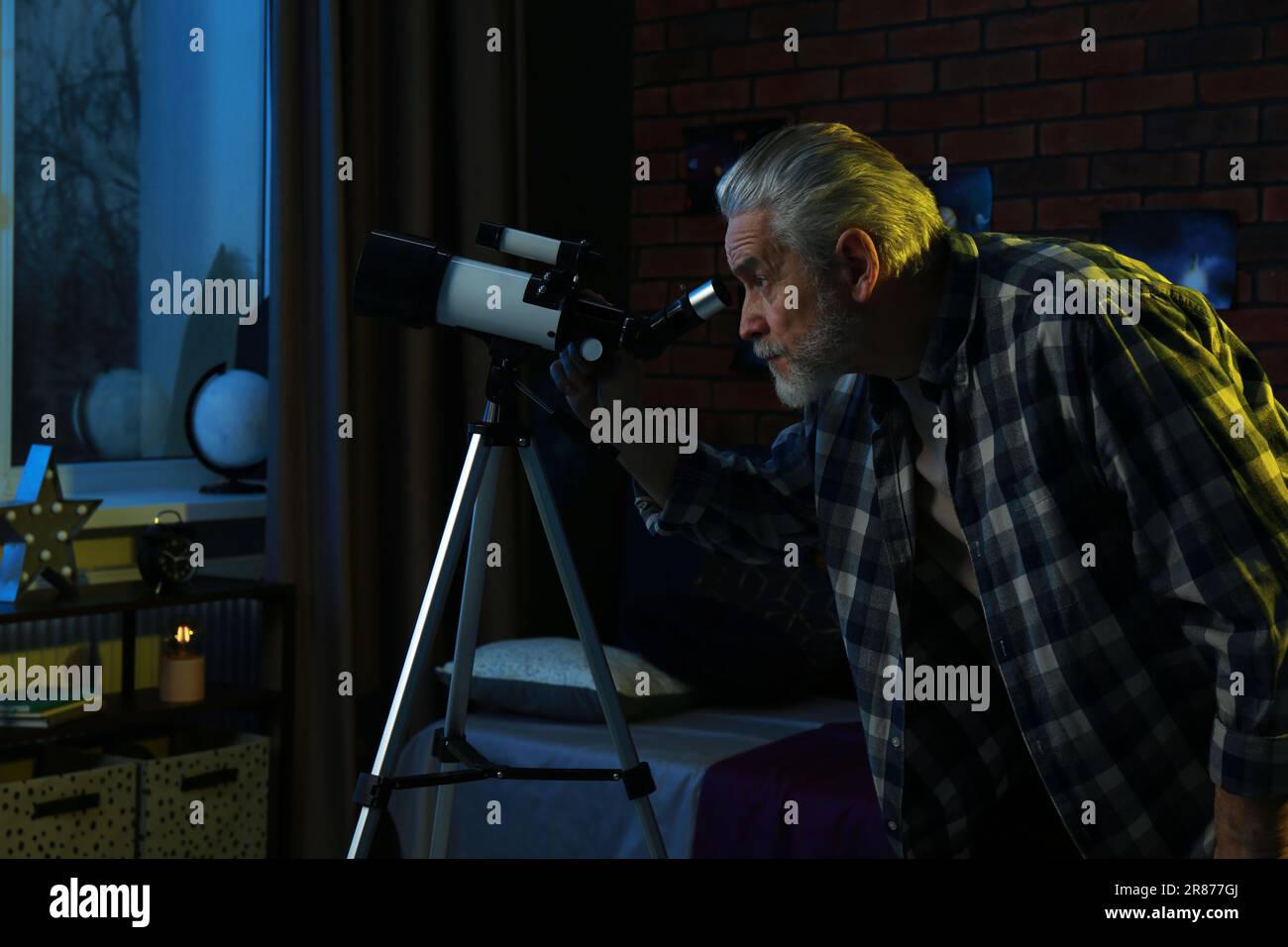 Man looking stars through telescope hi-res stock photography and images ...