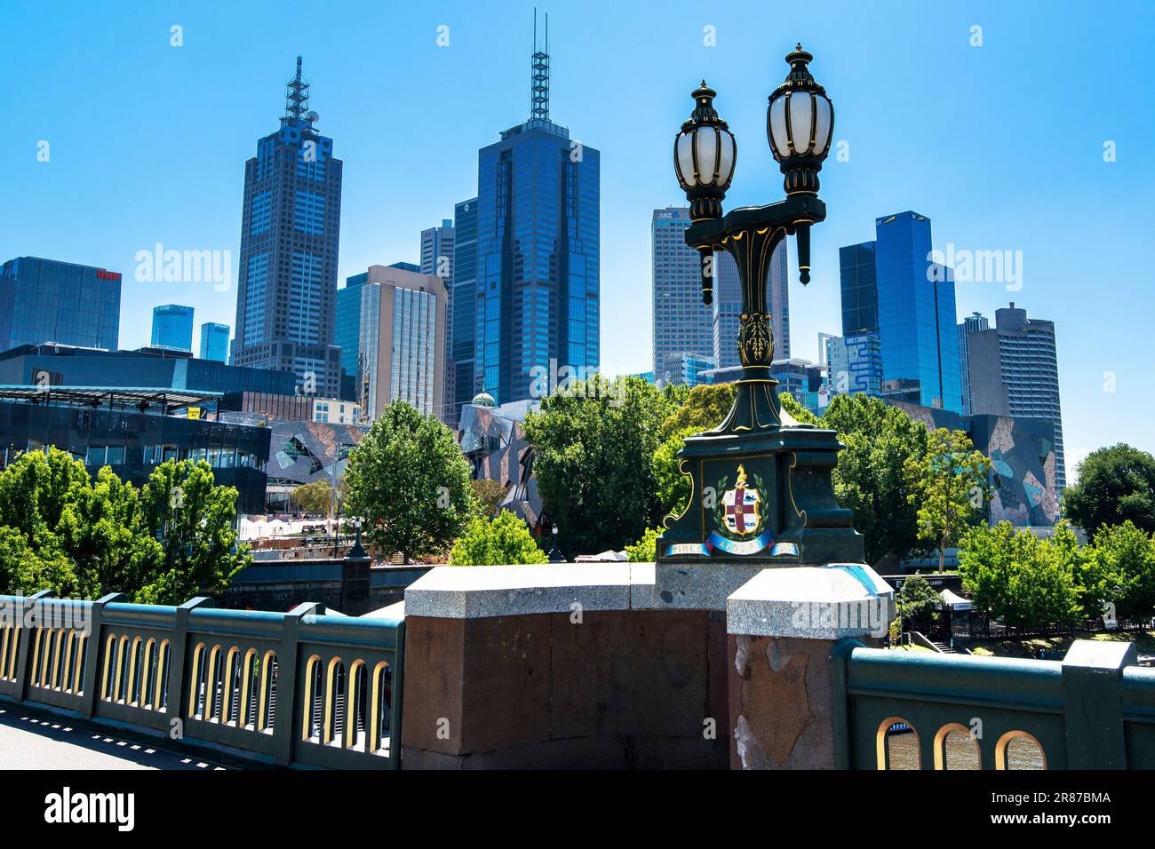 Princes Bridge over the Yarra River, Melbourne Central Business ...