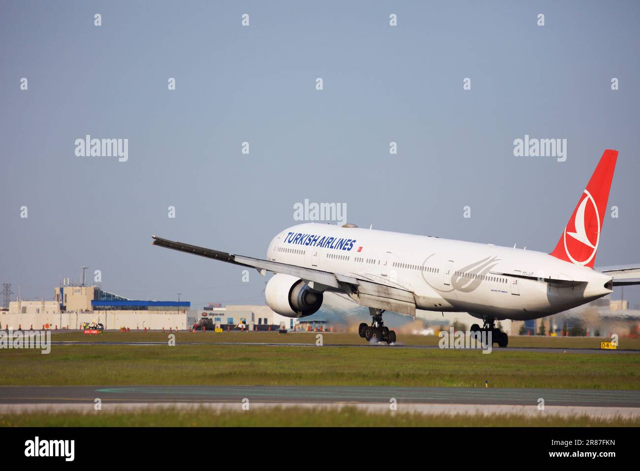 Turkish Airlines, Boeing 777-300, Landing at Pearson Airport, Toronto ...
