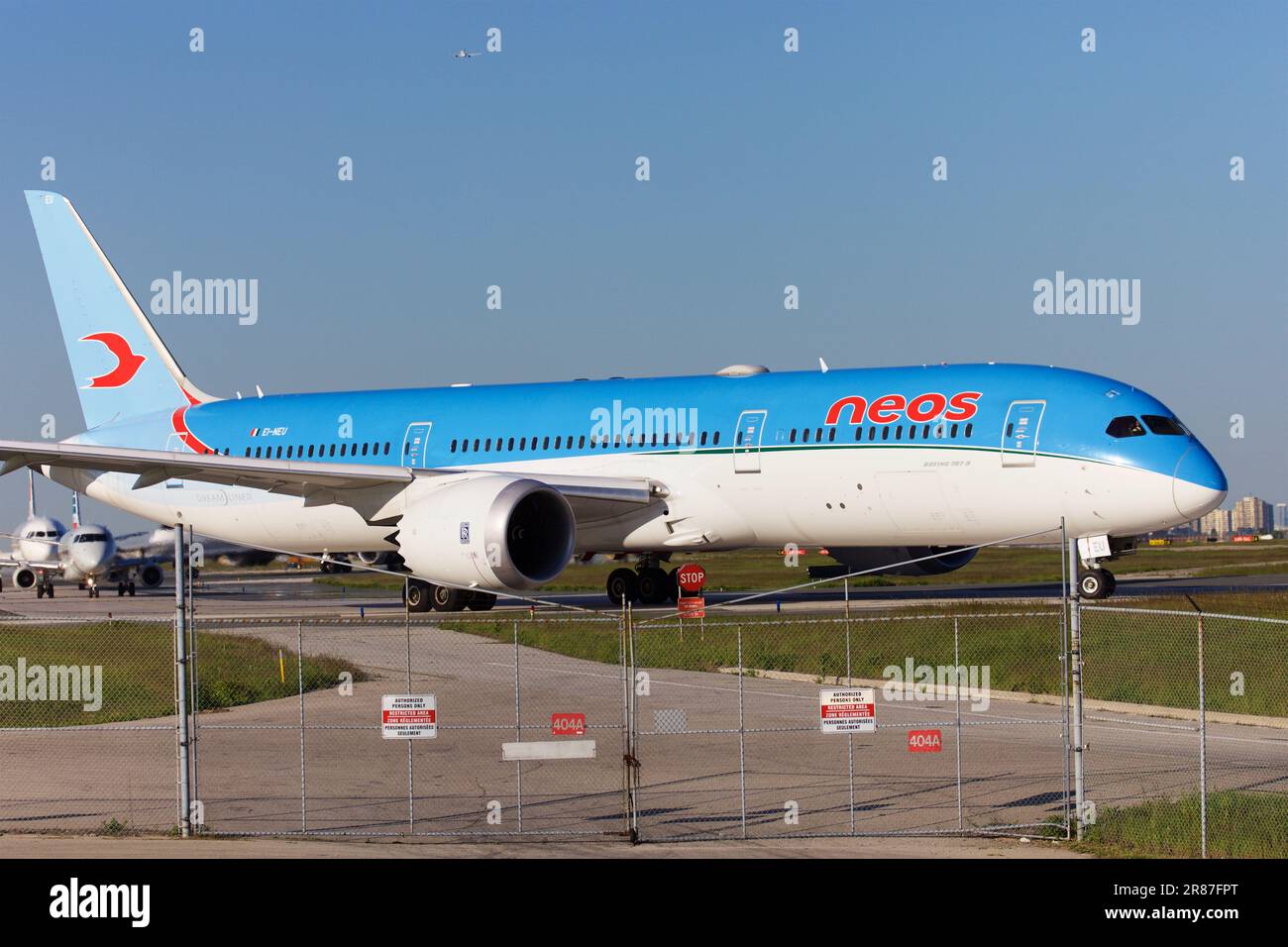 Neo Airlines Boeing 787-900, EI-NEU, Taxiing to Runway 06L at Pearson ...