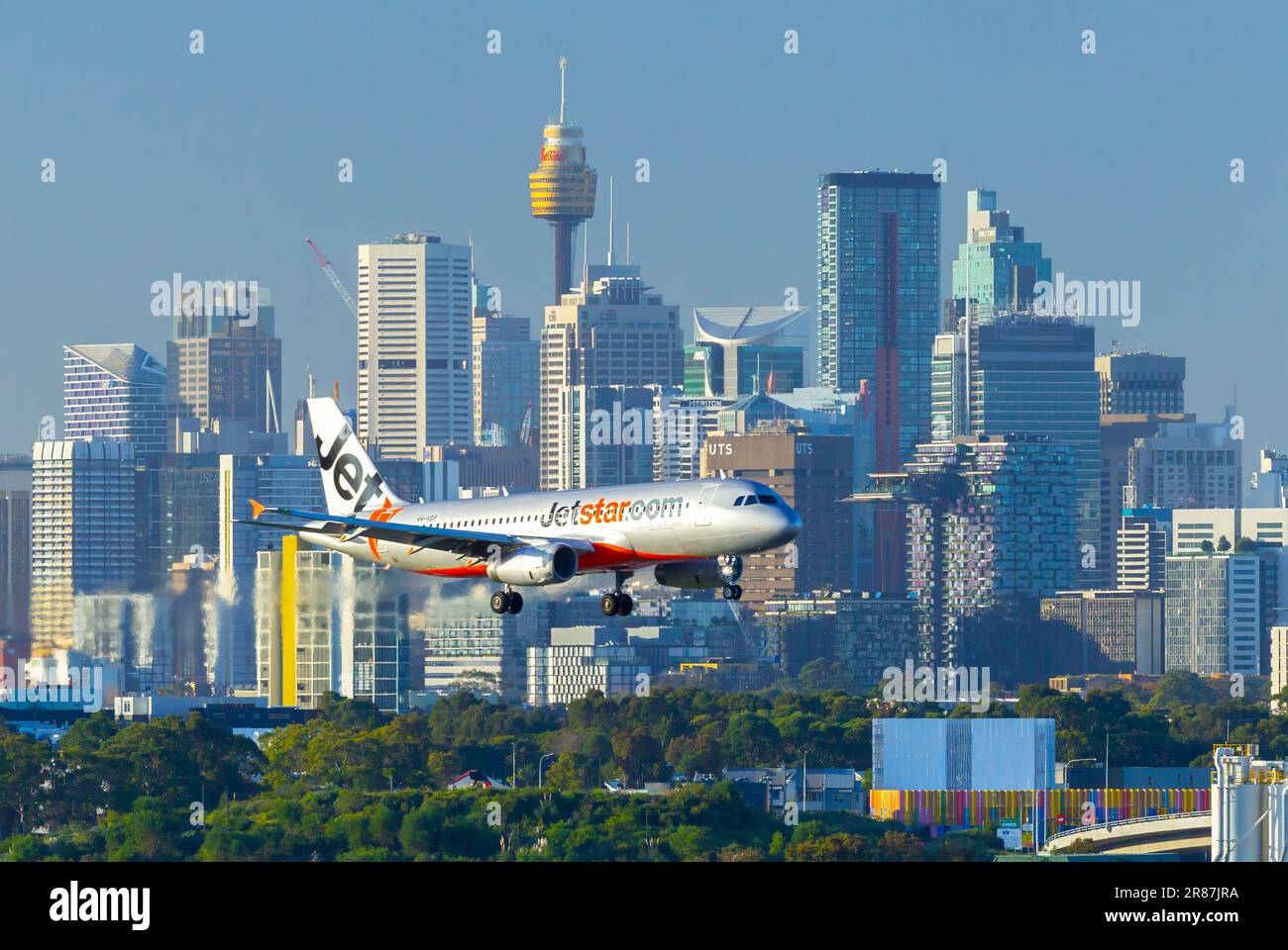 A Jetstar jet wth registration VH-VGP landing at Sydney (Kingsford ...