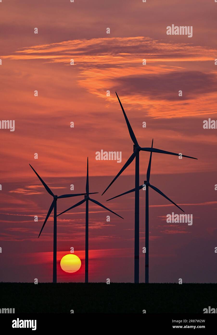 Jacobsdorf, Germany. 19th June, 2023. A wind farm in the sunset ...