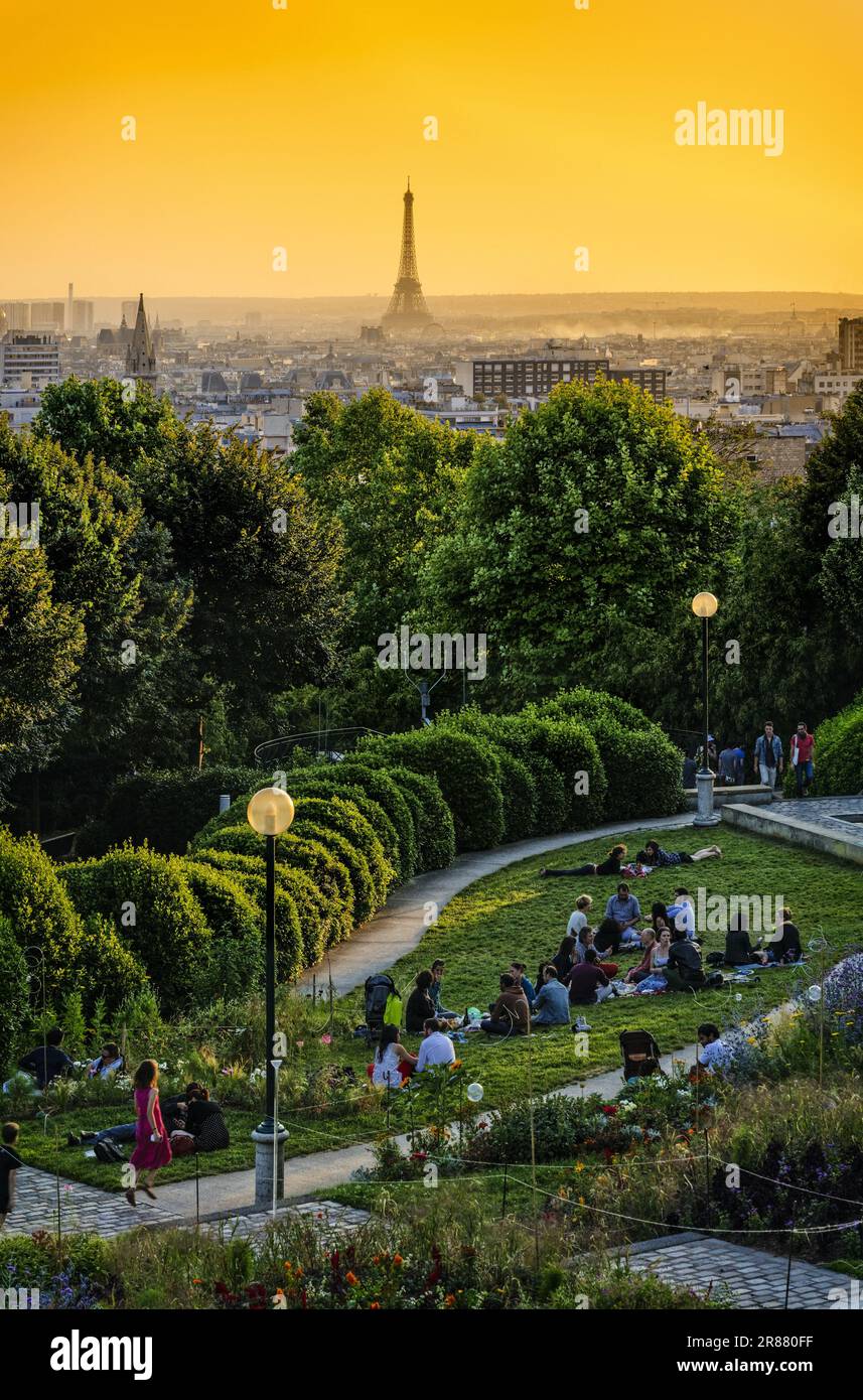 FRANCE. PARIS (75) SUNSET OVER THE PARC DE BELLEVILLE AND THE EIFFEL ...