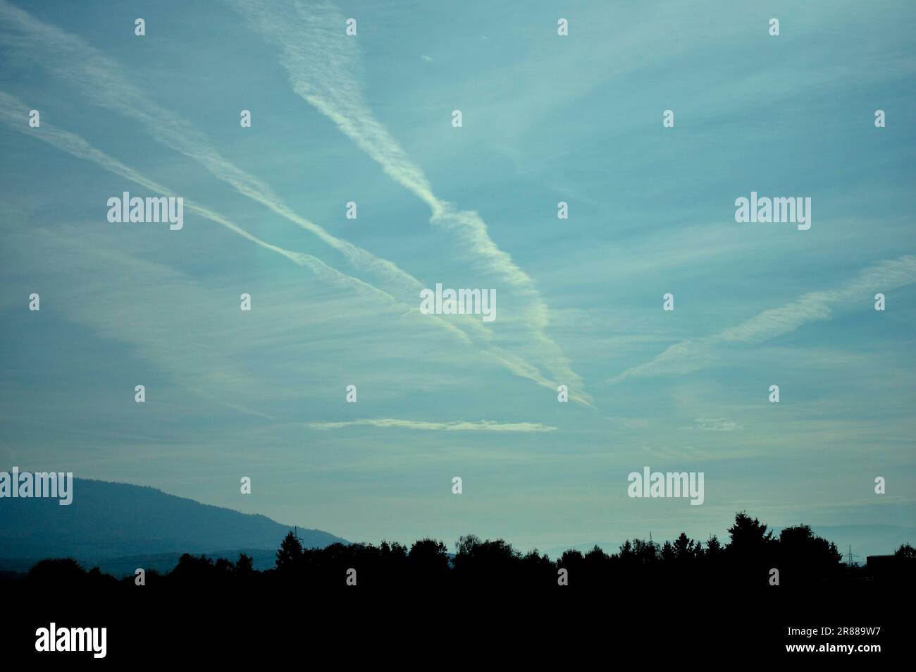 Contrails from aircraft, jets Stock Photo - Alamy