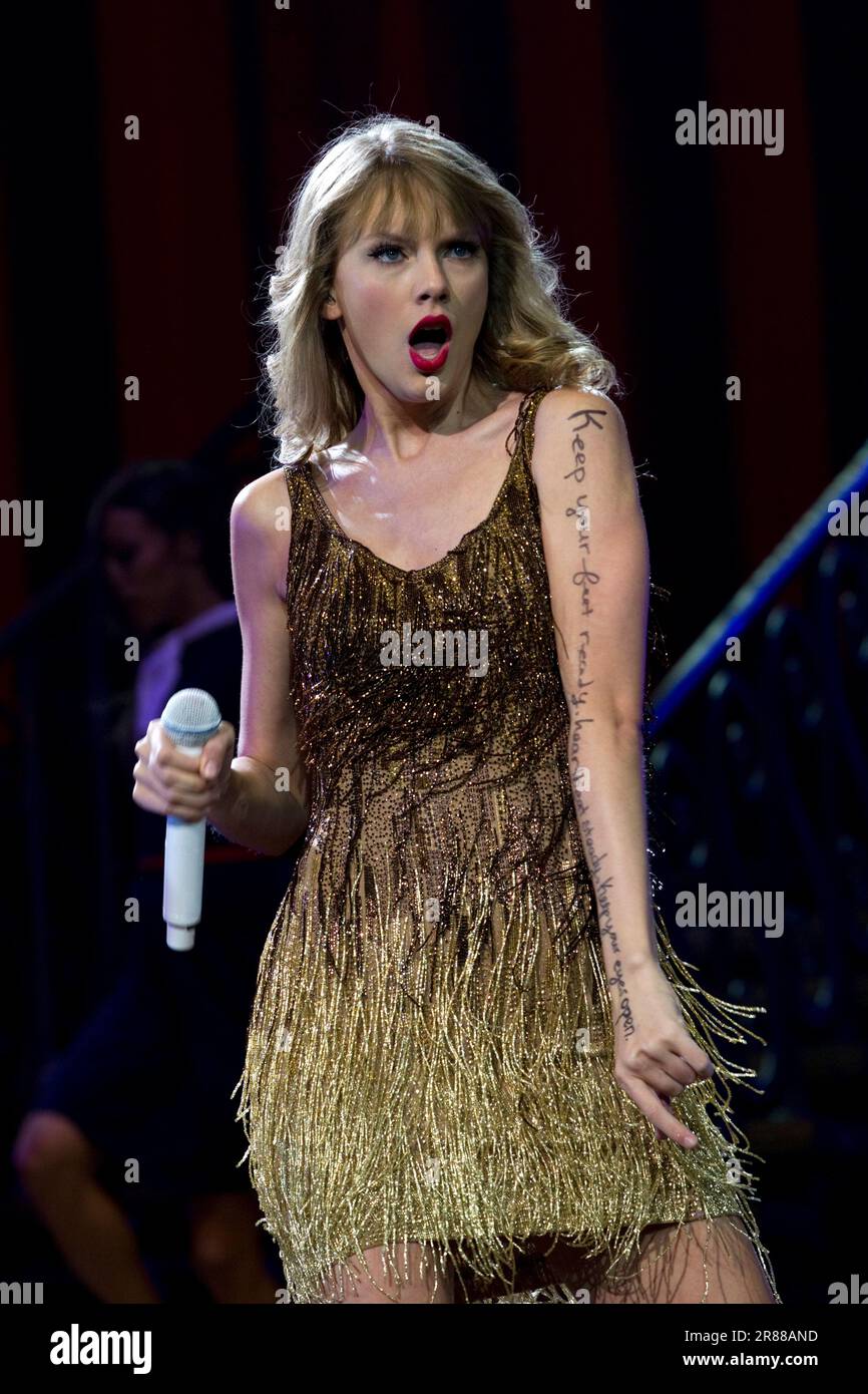 Taylor swift in concert hi-res stock photography and images - Alamy
